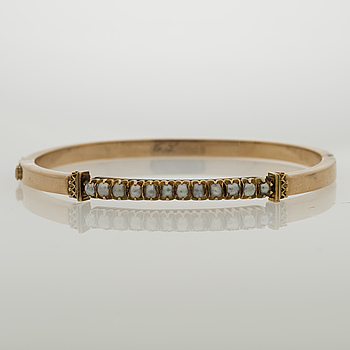 ARMRING, 14K (56) guld, pärlor. St Petersburg. - Bukowskis