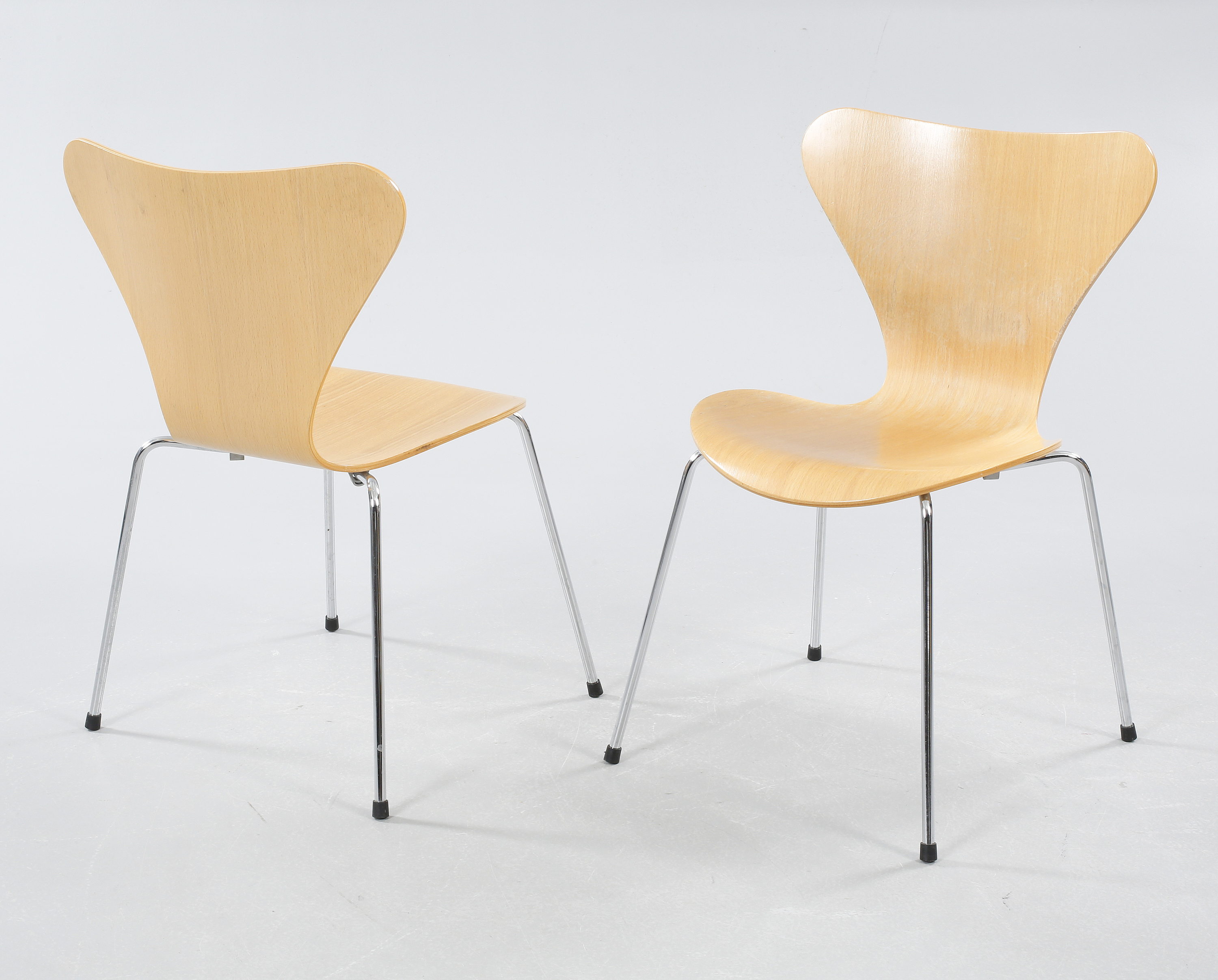 ARNE JACOBSEN, 3 stolar, "Sjuan", Fritz Hansen, Danmark, 1999. - Bukowskis