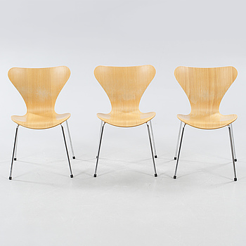 ARNE JACOBSEN, 3 stolar, "Sjuan", Fritz Hansen, Danmark, 1999. - Bukowskis