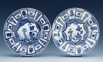 A pair of blue and white chargers, Qing dynasty, Kangxi (1662-1722). (2 ...