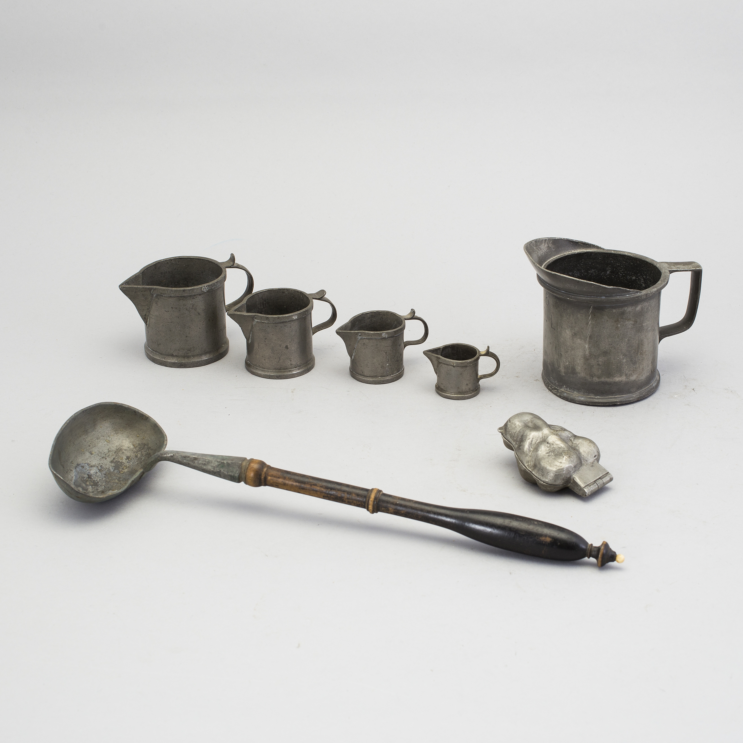 A set of seven tin items, 1800s. - Bukowskis