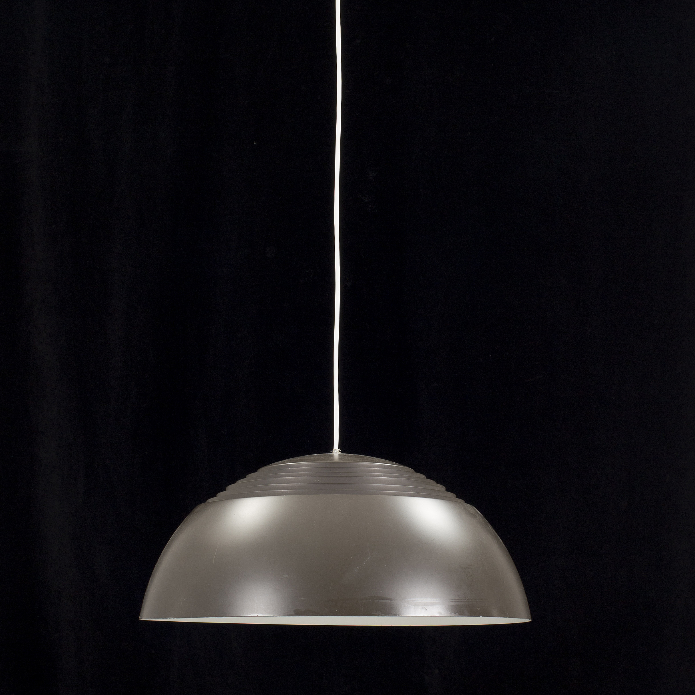 ARNE JACOBSEN, taklampa, aluminium, "AJ-pendel" för Louis Poulsen ...