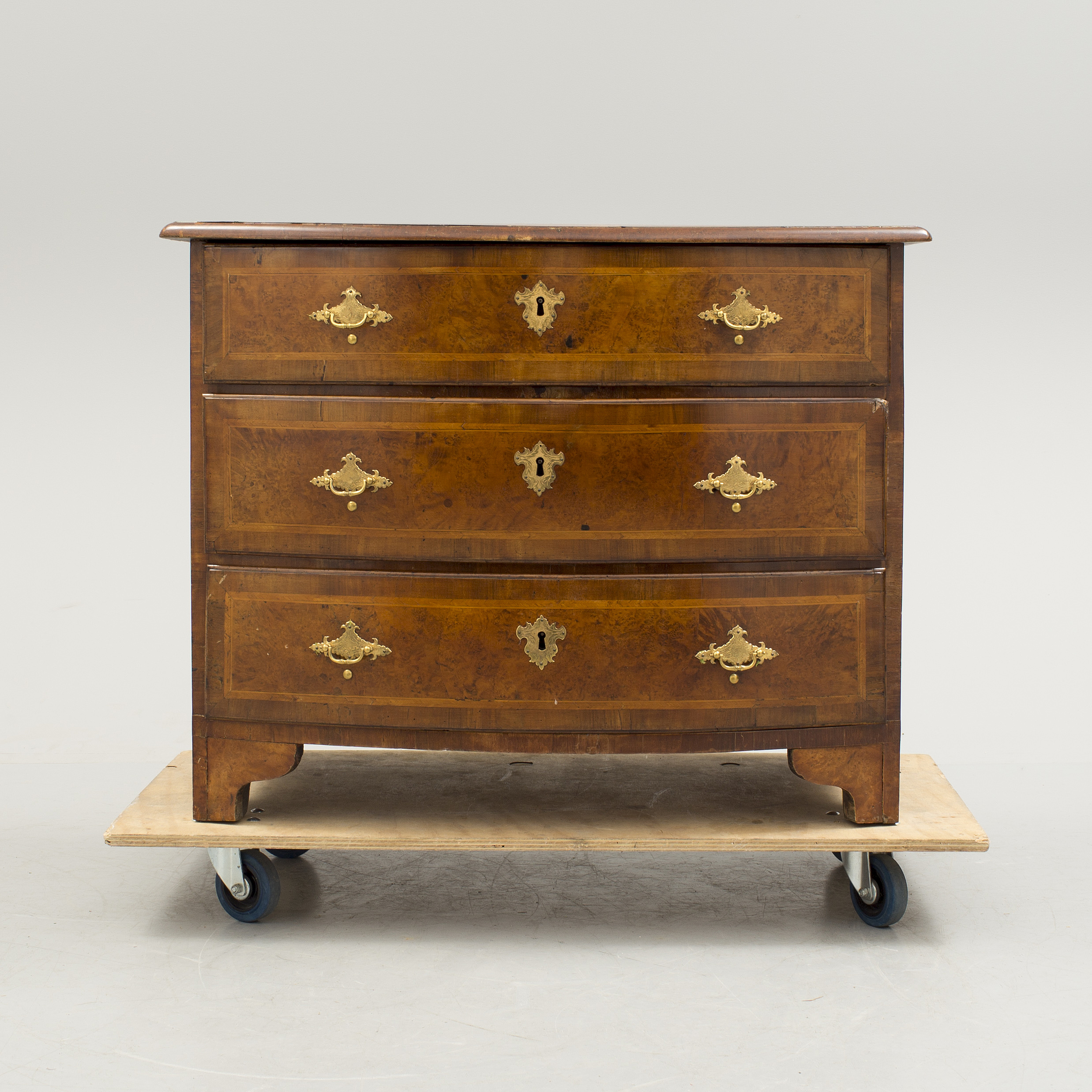 A 1700s chest of drawers. - Bukowskis