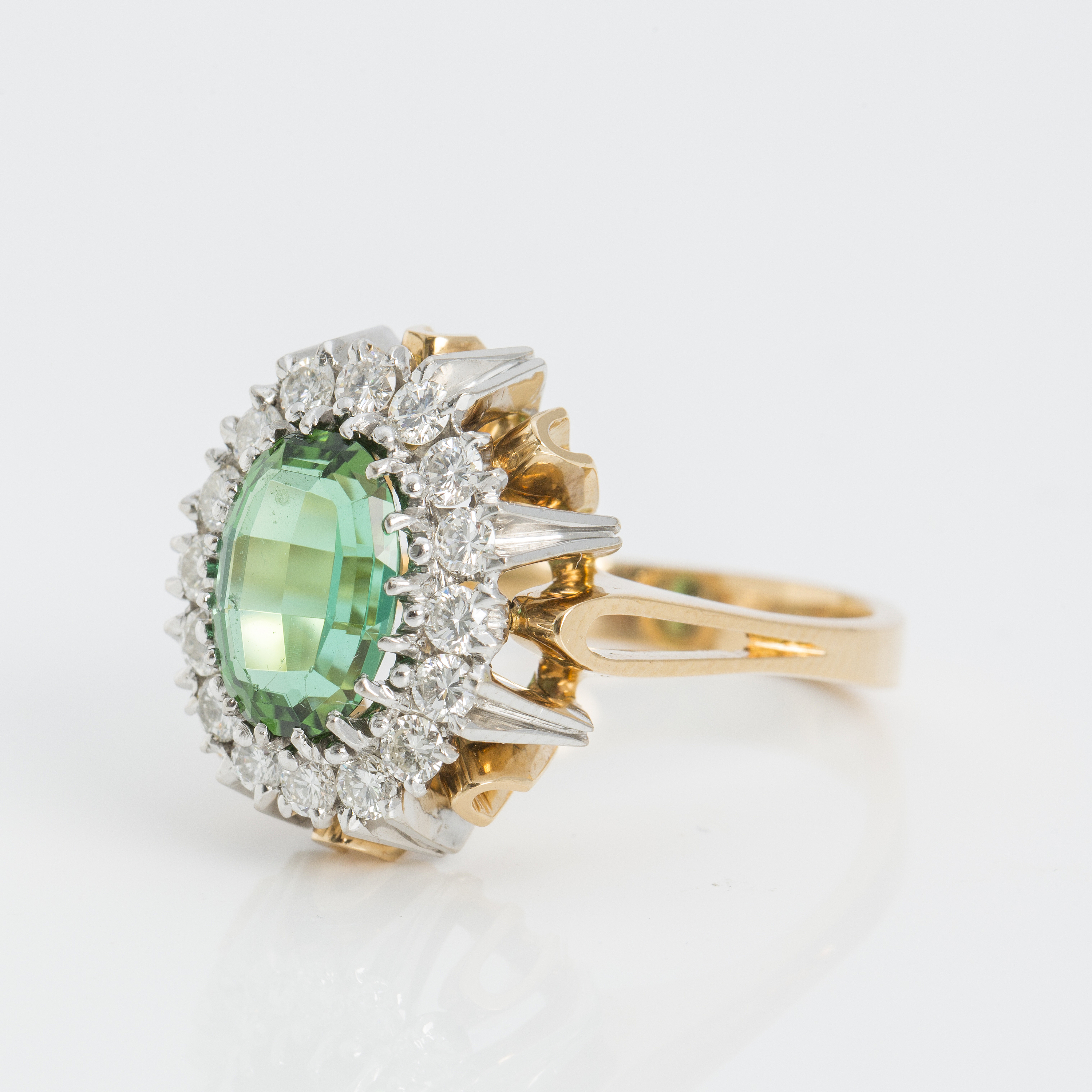 RING, 18K guld och vitguld med fasettslipad turmalin samt briljantslipade diamanter ca 0.80 ct ...