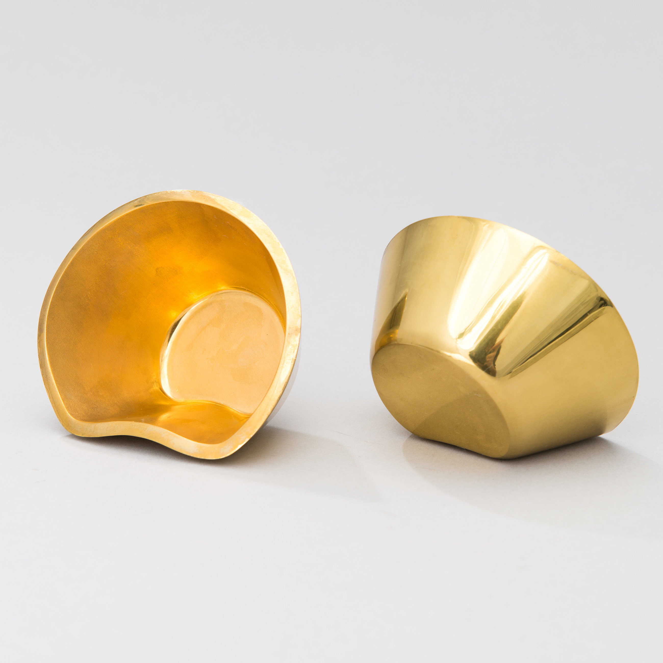 A set of four brass ashtrays, designed in 1947. - Bukowskis