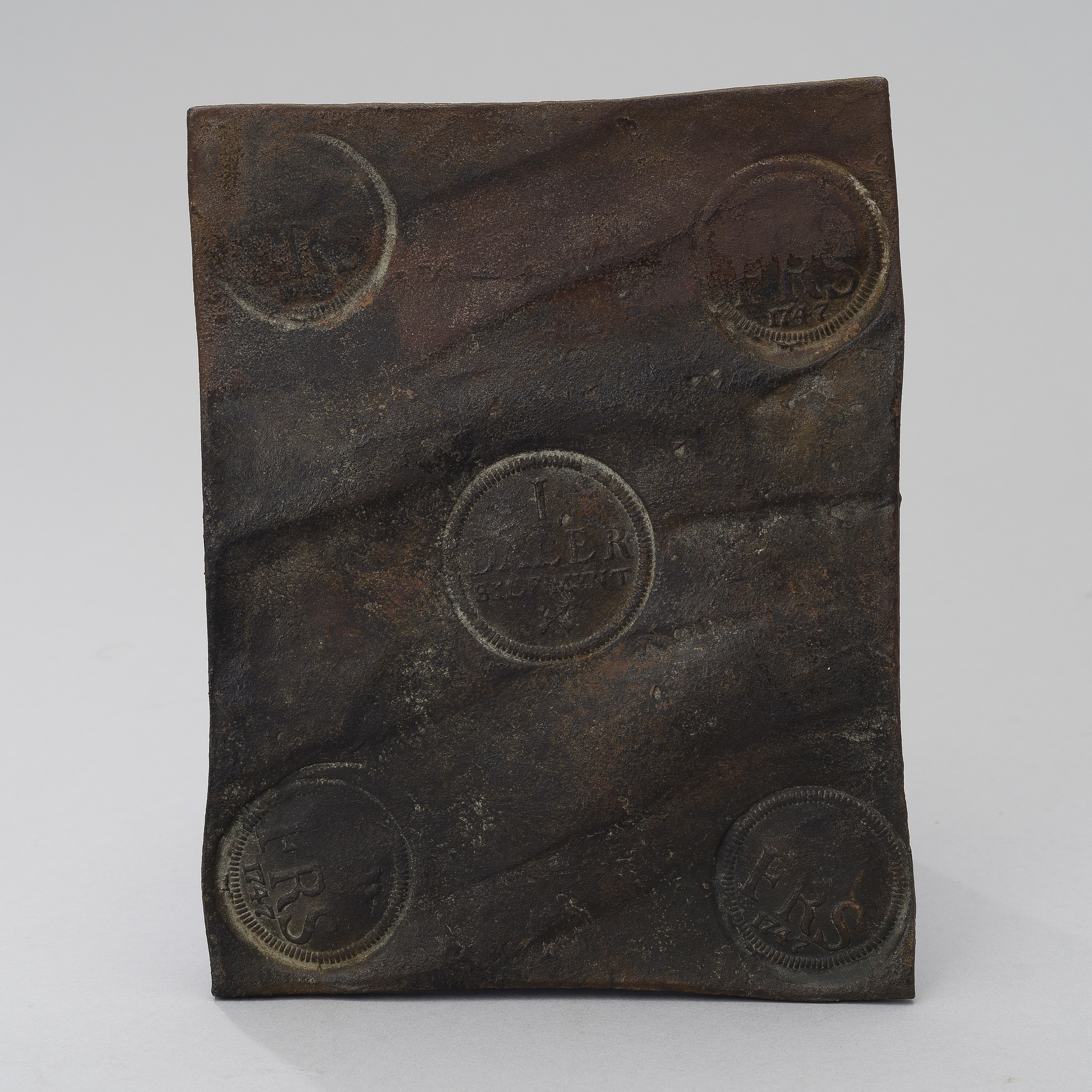 A SWEDISH 1 DALER PIECE OF PLATE MONEY IN COPPER, 1747. - Bukowskis