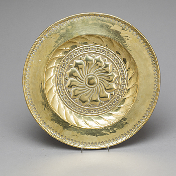 A 18TH CENTURY COMMUNION PLATE. - Bukowskis