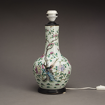 A FAMILLE ROSE VASE/TABLE LAMP, CA 1700/1800. - Bukowskis