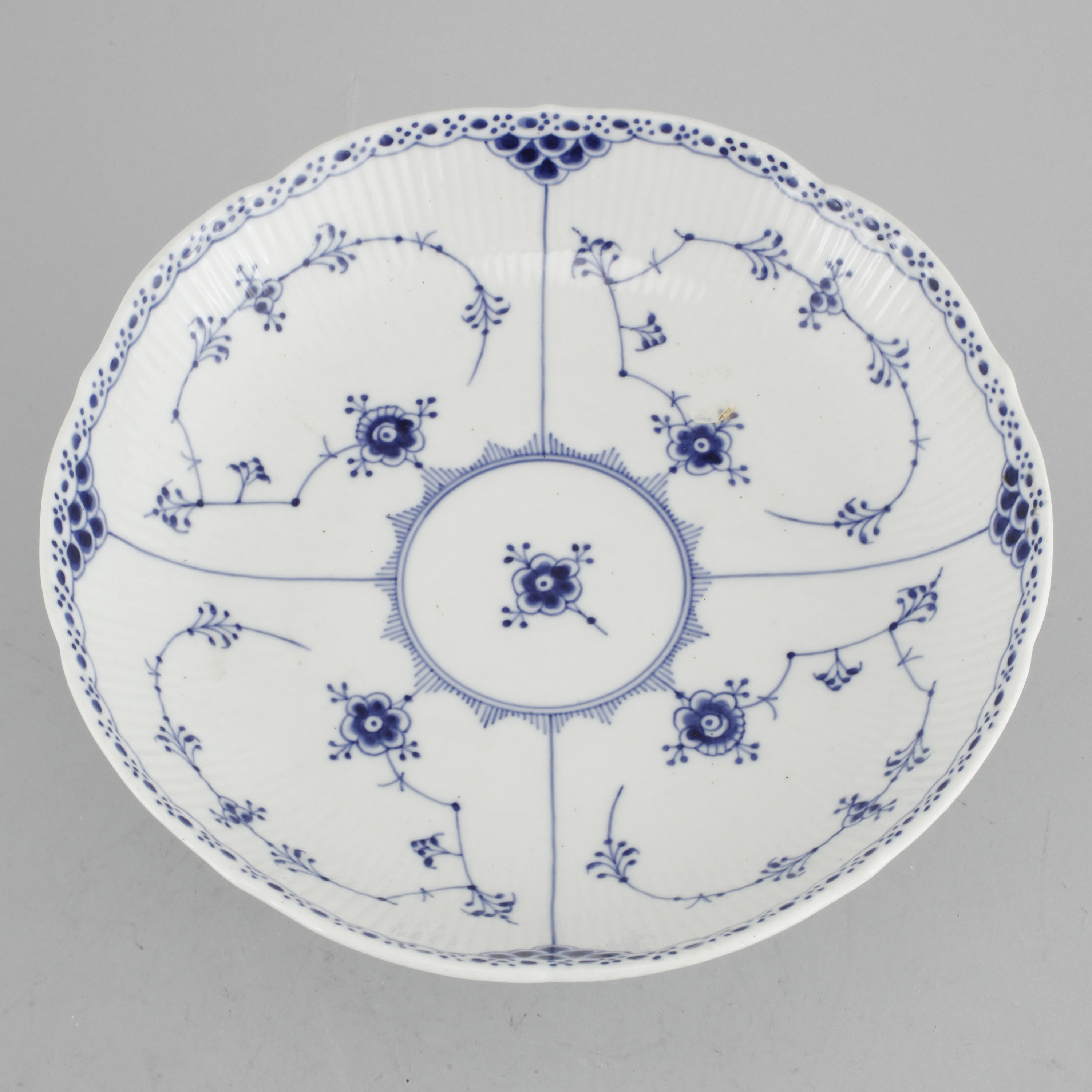 A porcelain bowl "Musselmalet" by Roayl Copenhagen, 20th century ...