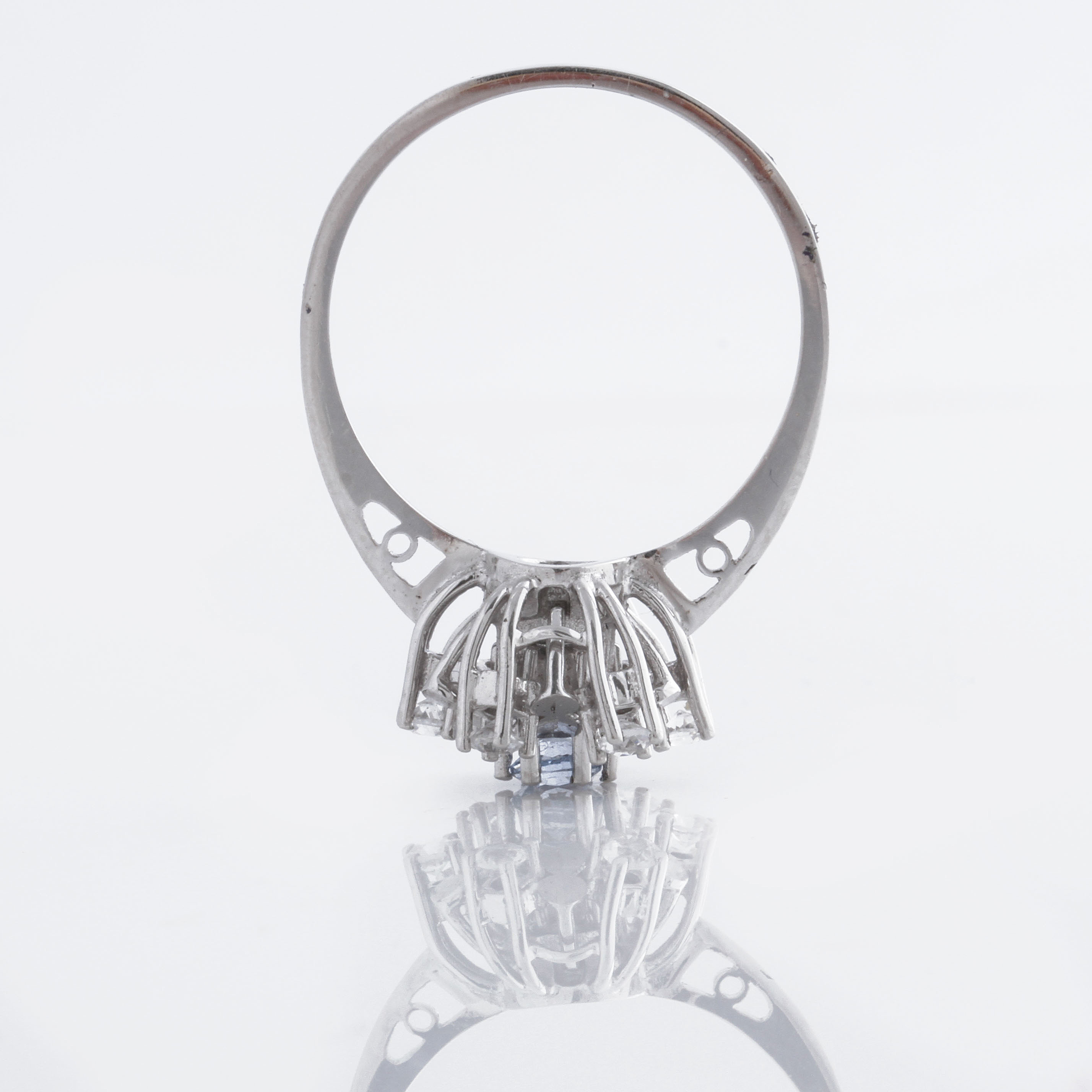 RING, med vita och blå stenar. - Bukowskis