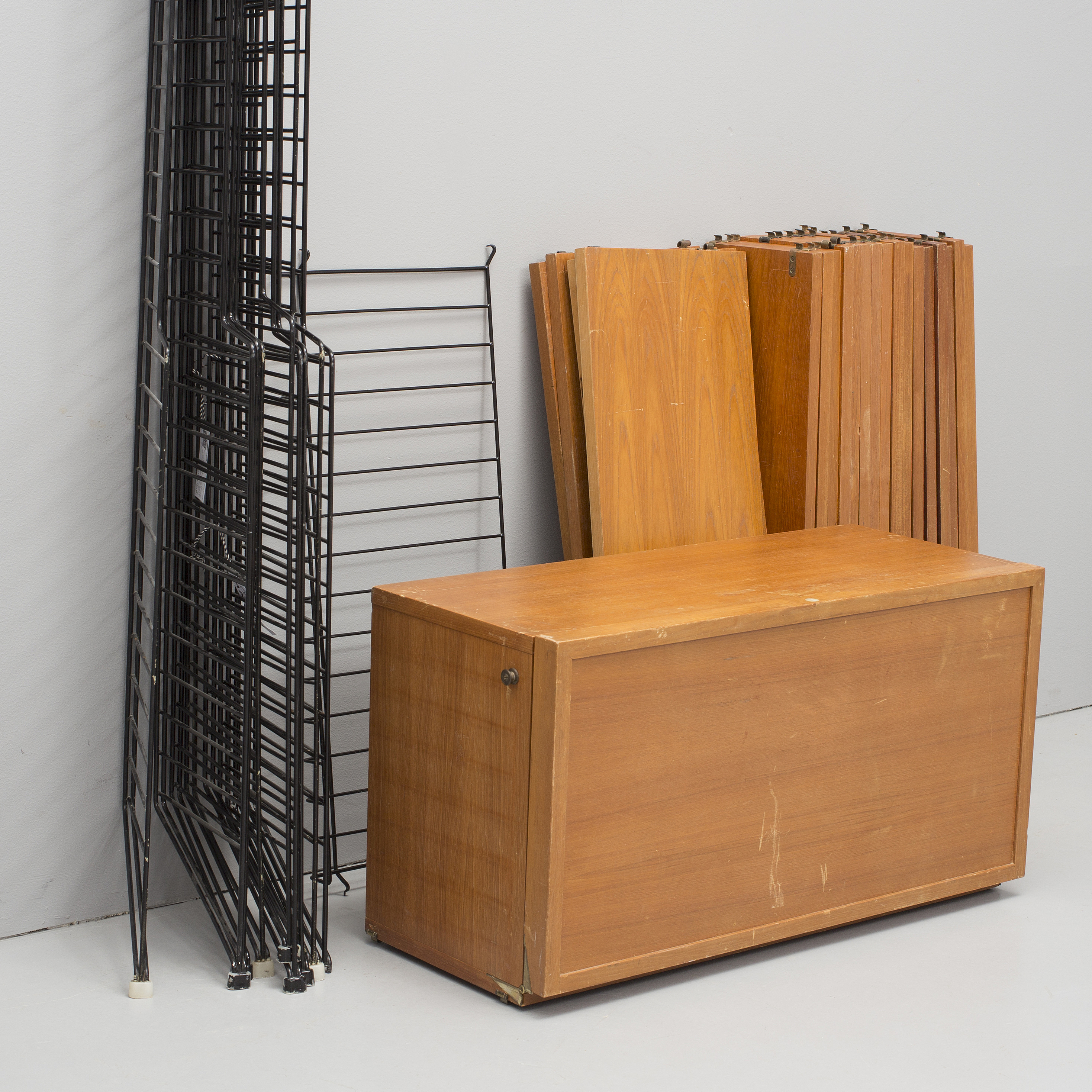 A set of 'String' shelves by Nils Strinning, 1950's. - Bukowskis