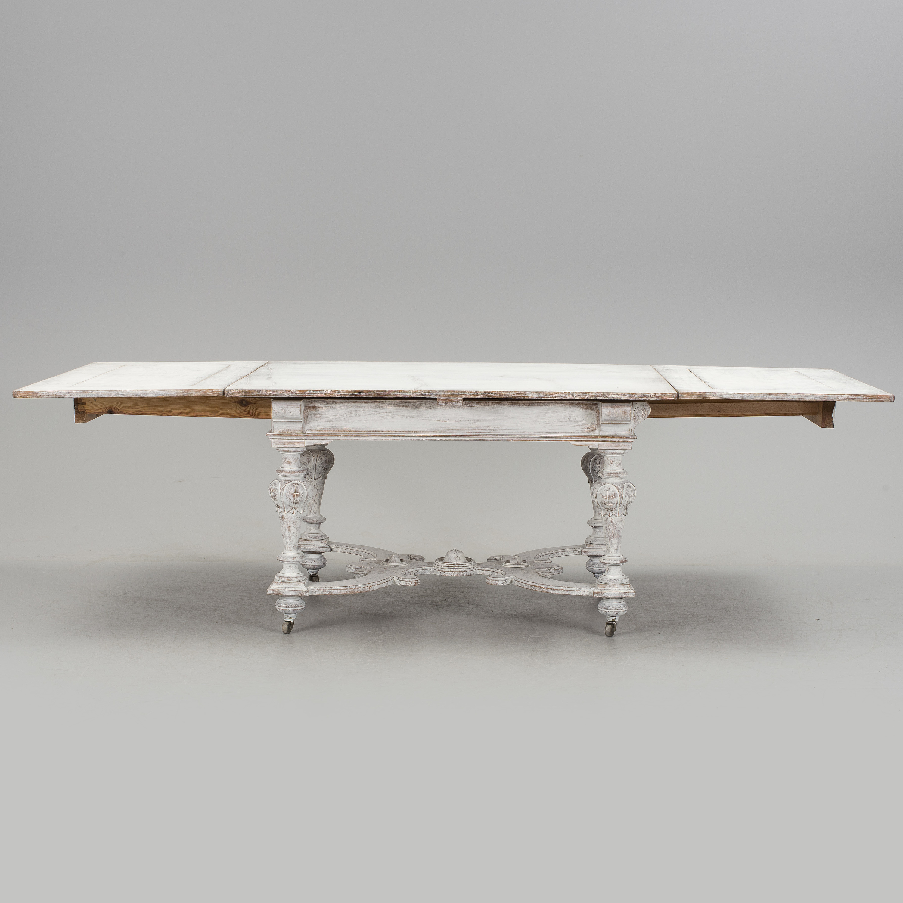 A early 1900s dining table. - Bukowskis