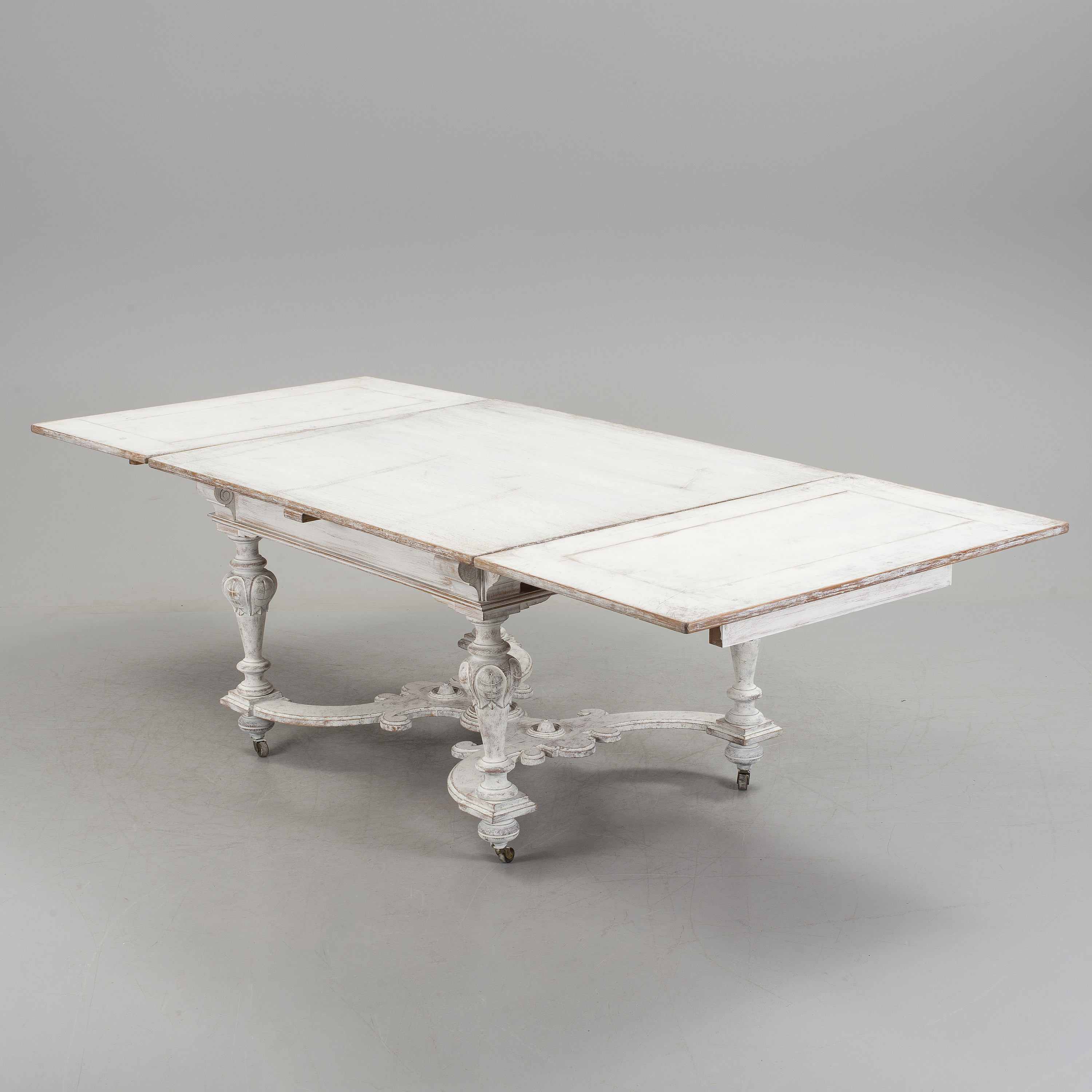 A early 1900s dining table. - Bukowskis