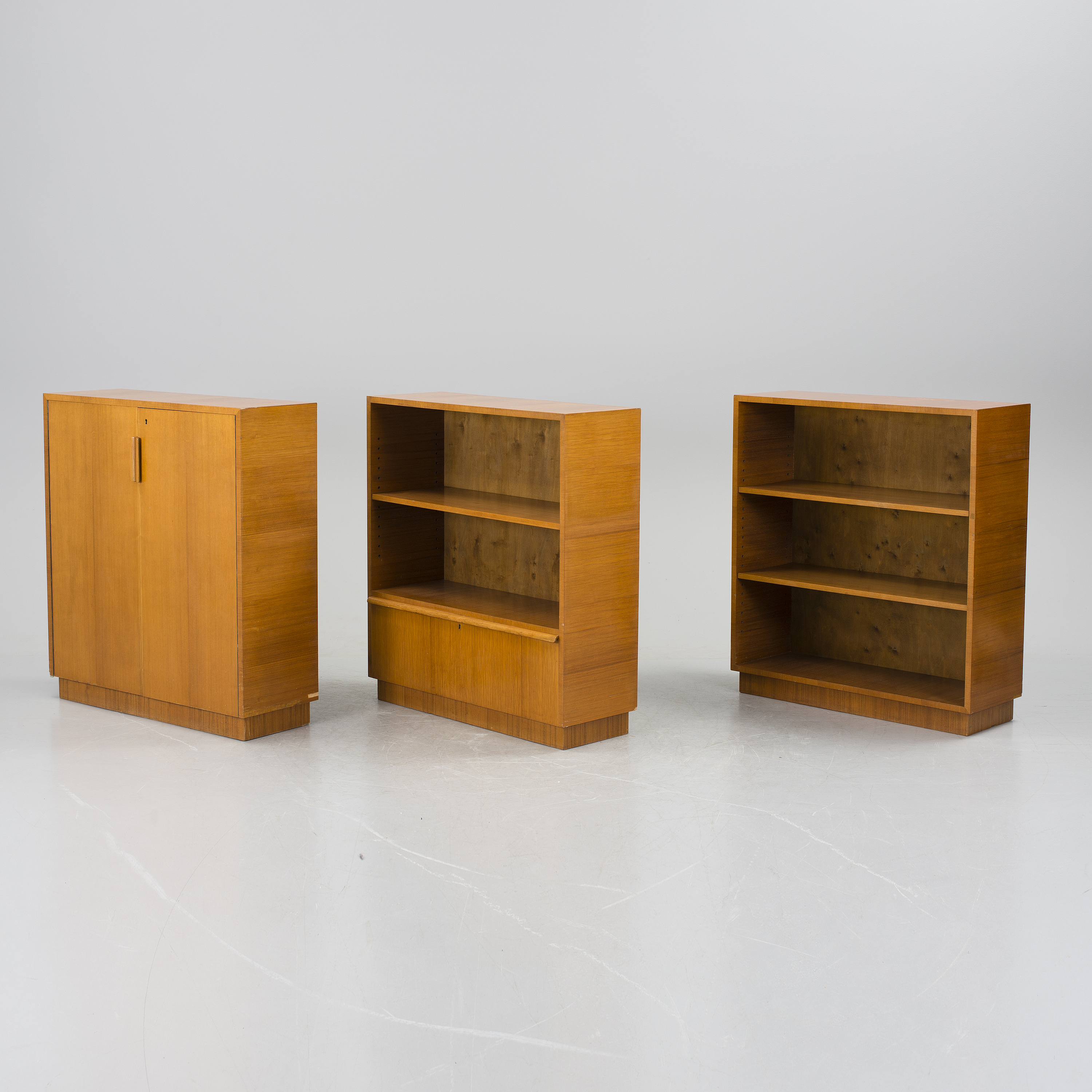 A set of three shelfs / cabinet by Gustav Axel Berg. - Bukowskis