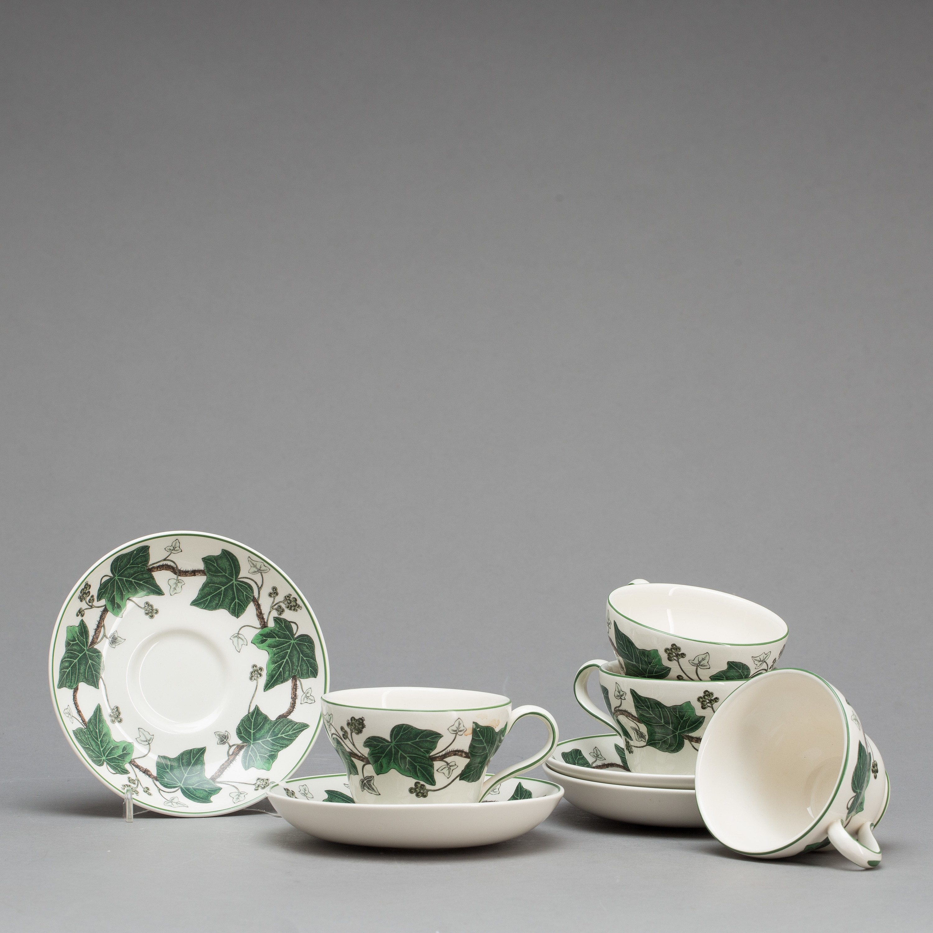 EIGHT "NAPOLEON IVY" CUPS WITH SAUCERS, Wedgwood. - Bukowskis