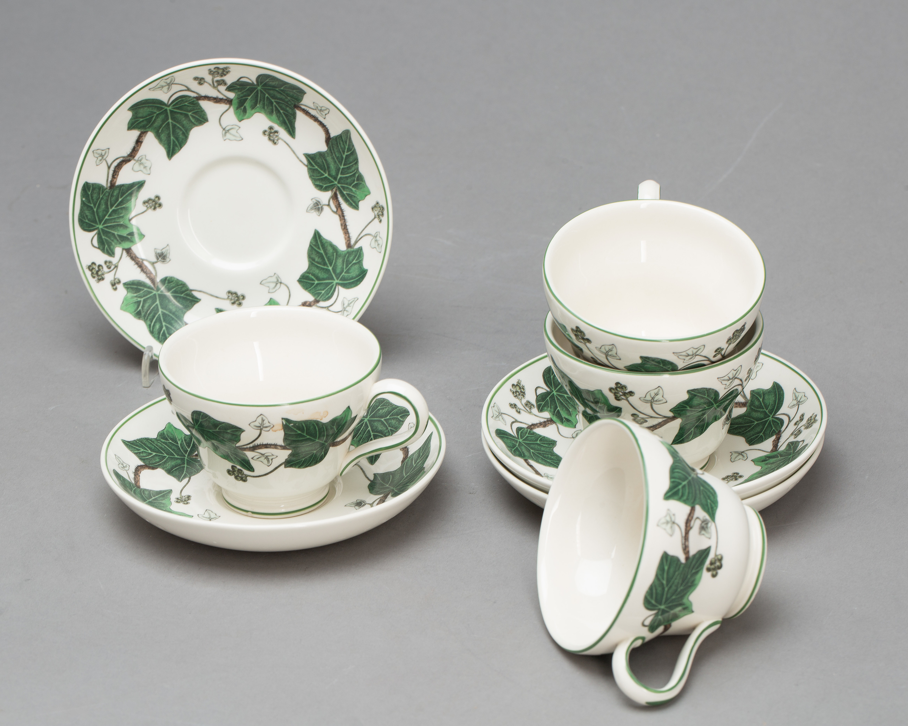 EIGHT "NAPOLEON IVY" CUPS WITH SAUCERS, Wedgwood. - Bukowskis