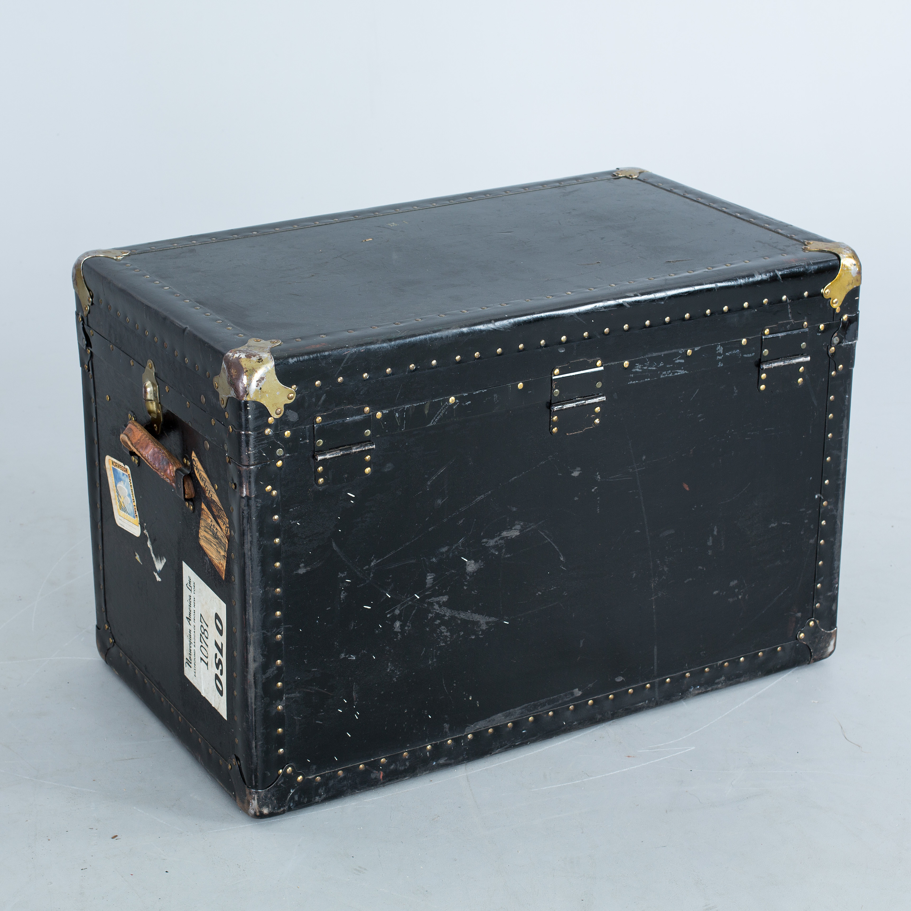 AN EARLY 2OTH CENTURY METAL TRUNK. - Bukowskis