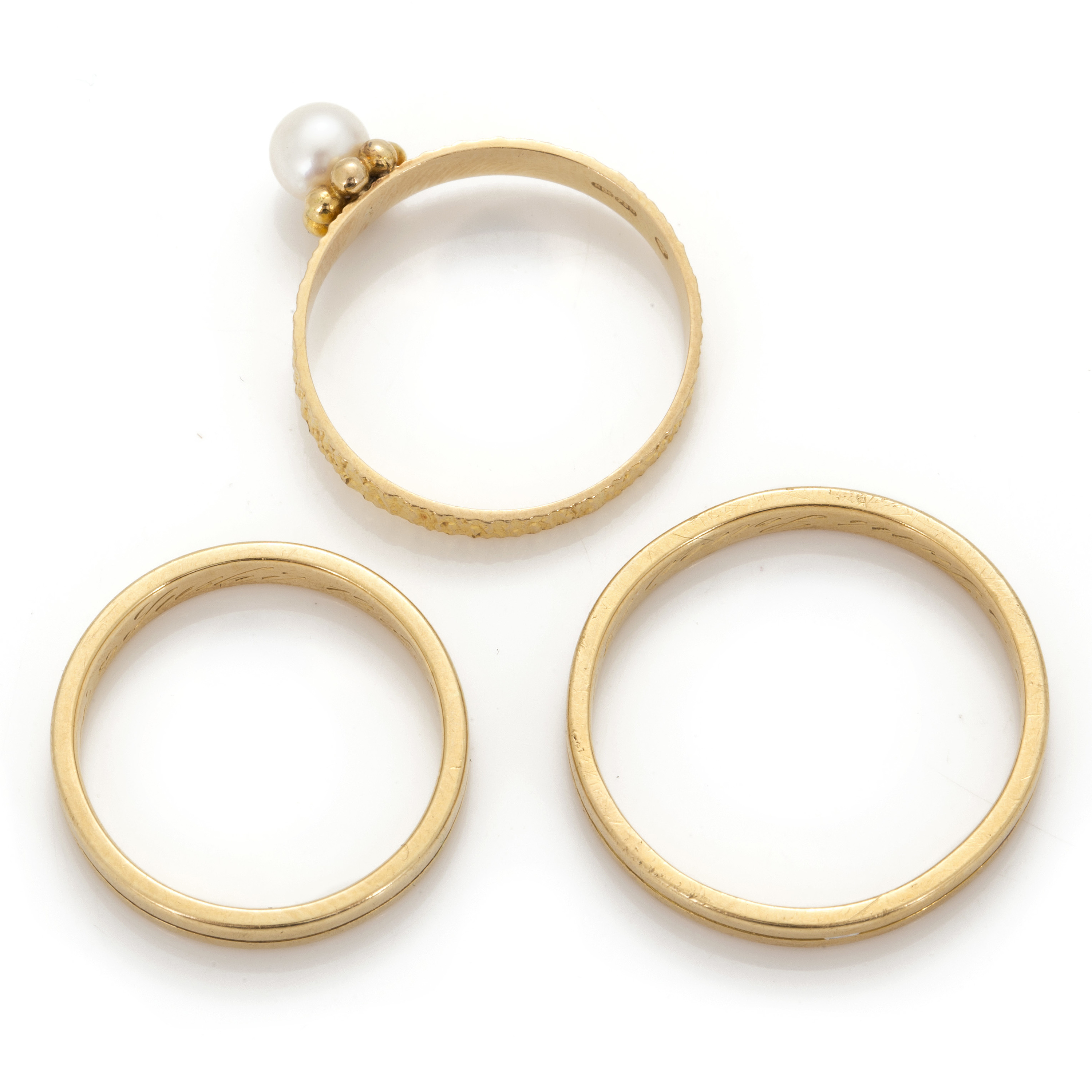 Three rings, one with a cultured pearl, two with engraving. - Bukowskis