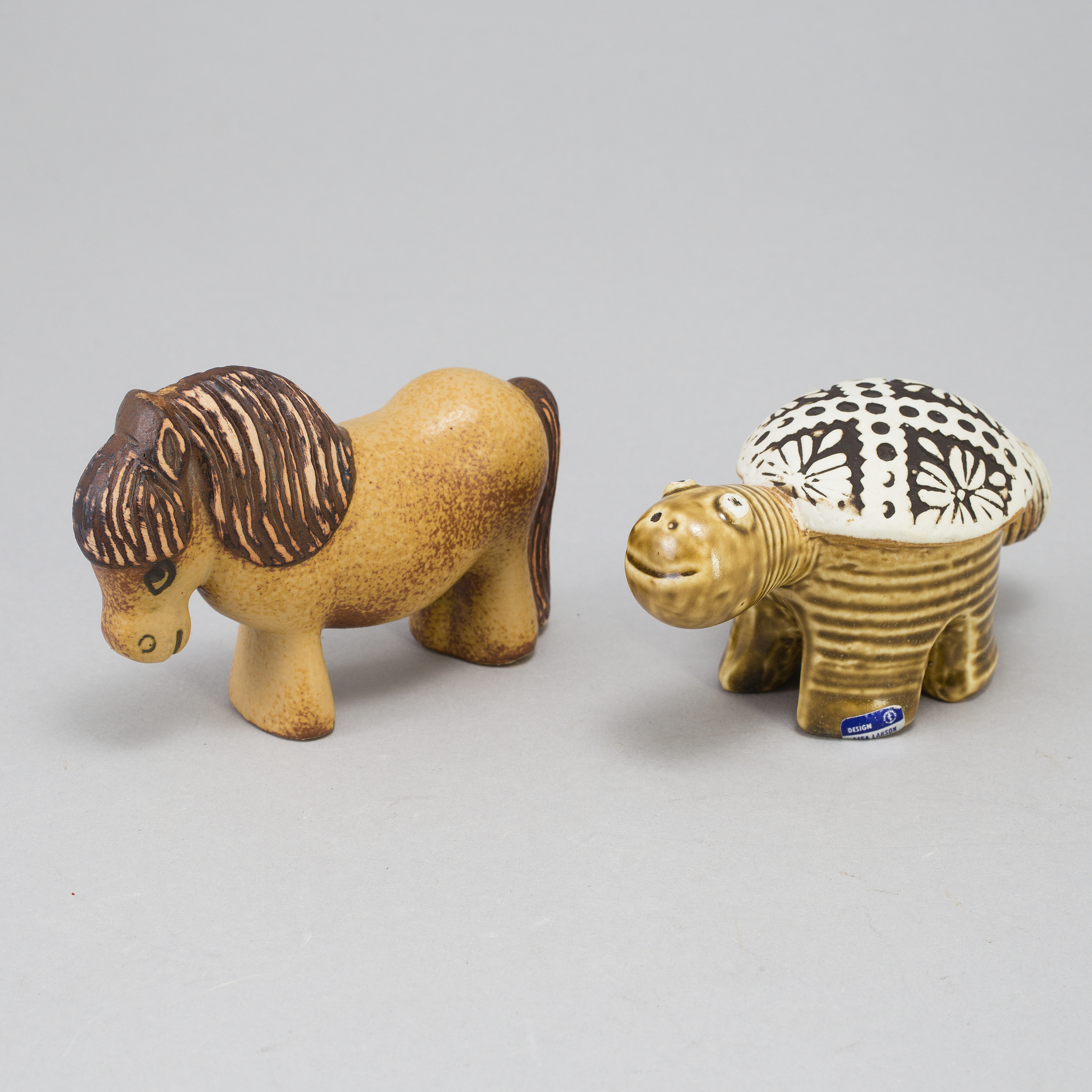 LISA LARSON, figuriner 2 st i stengods. Gustavsberg och K-studion. - Bukowskis