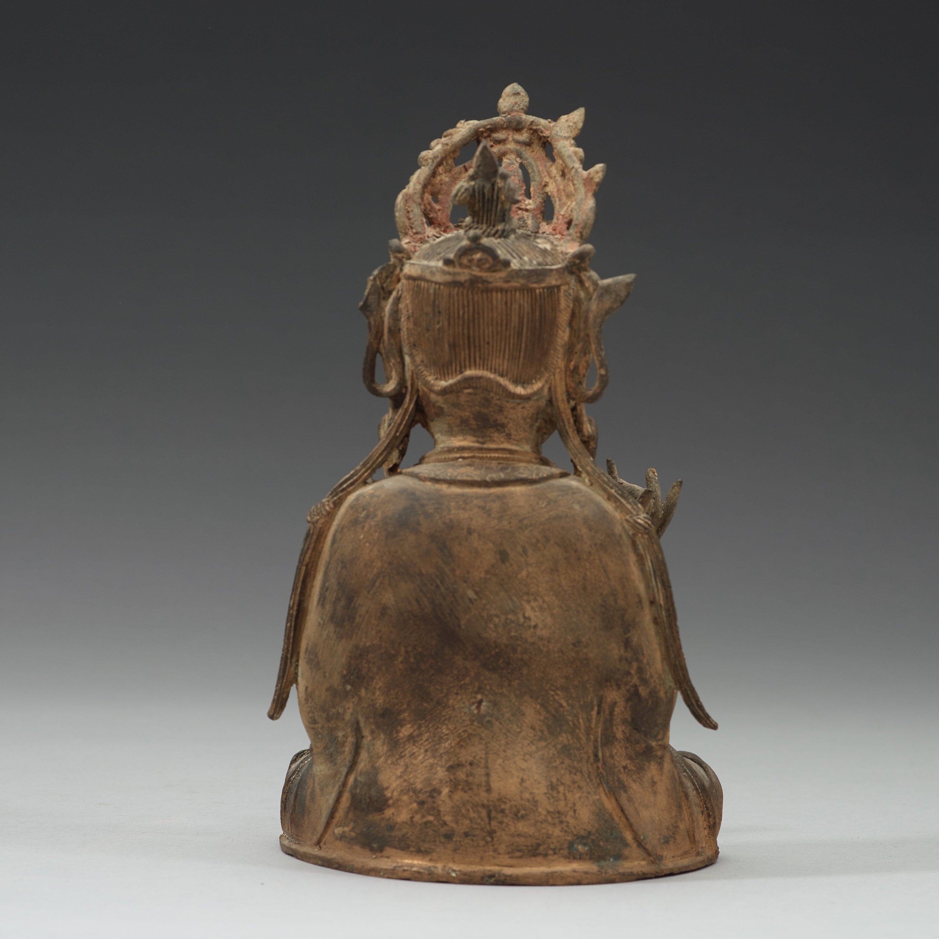 A seated bronze sculpture of Guanyin, late Ming dynasty. - Bukowskis