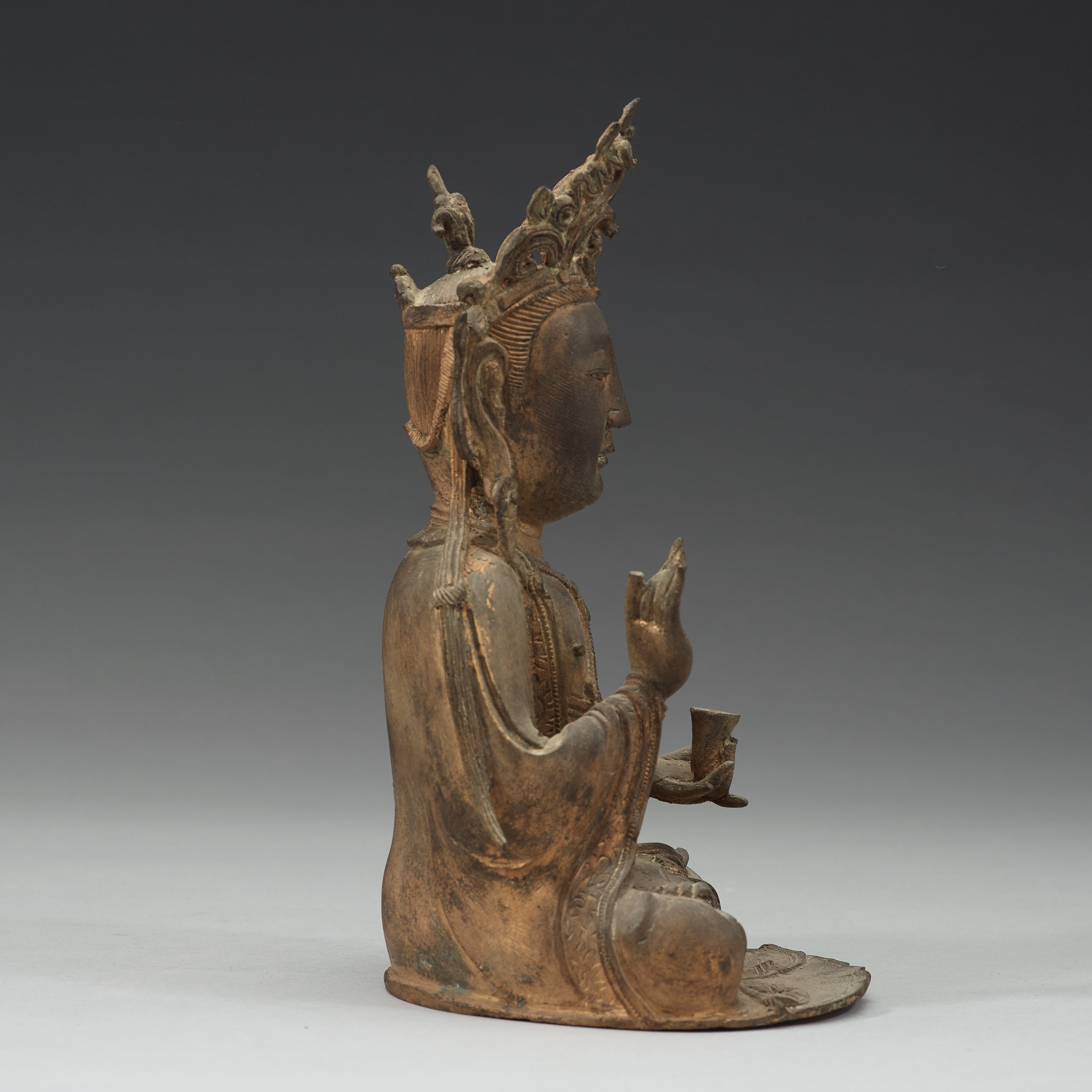 A seated bronze sculpture of Guanyin, late Ming dynasty. - Bukowskis