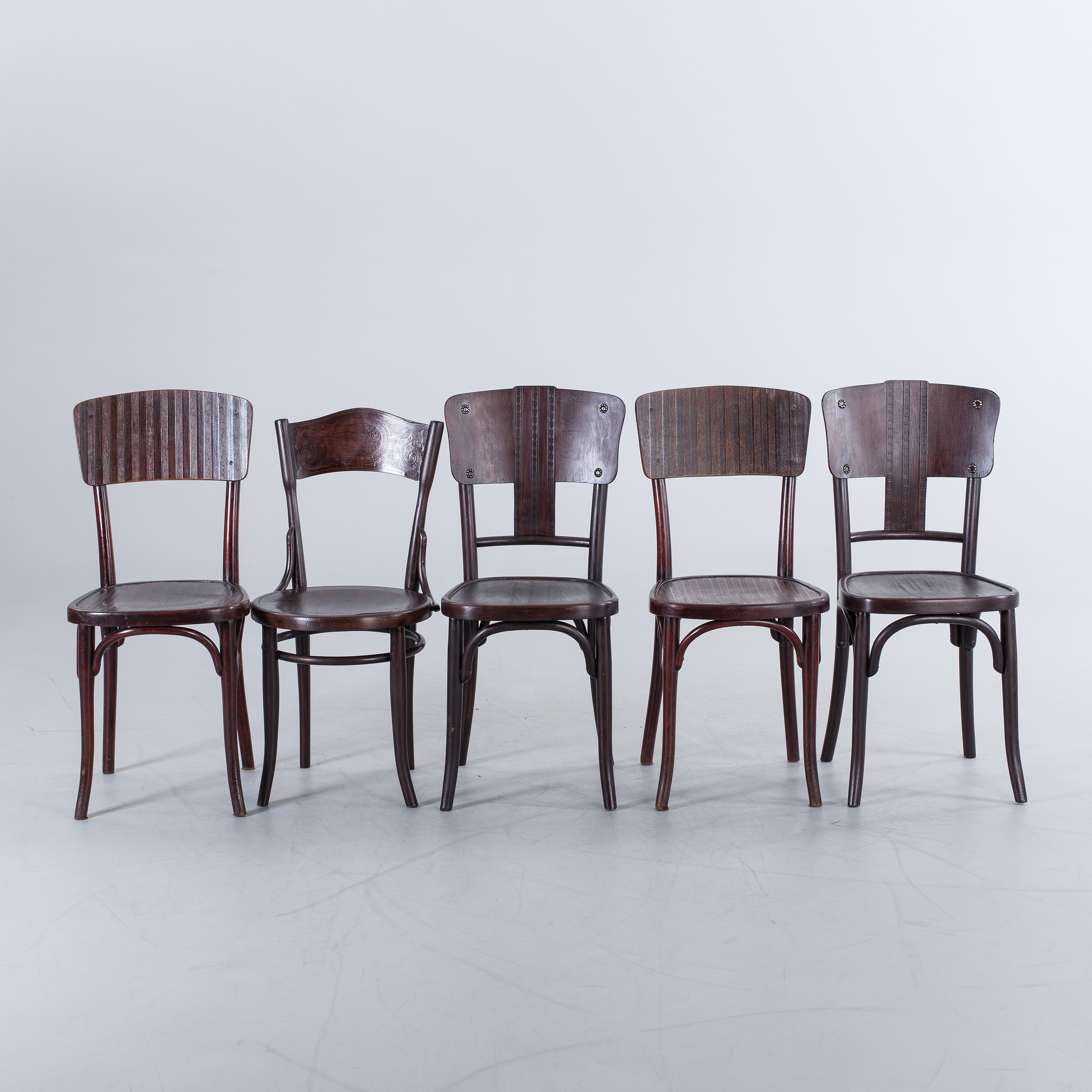 STOLAR, 5 div, 1900-tal, märkta; Thonet, Mundus och Kohn. - Bukowskis