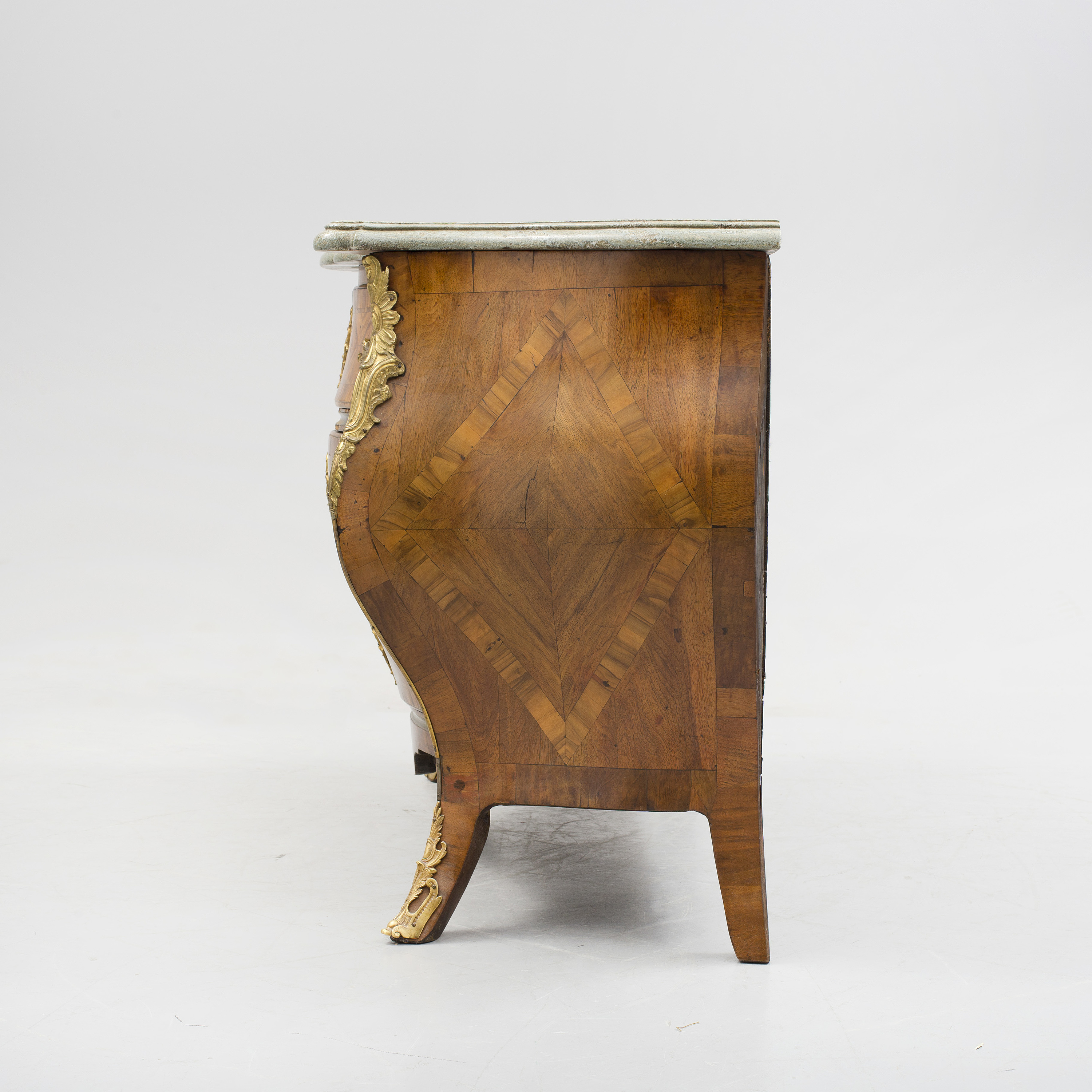 A 1700s rococo commode. - Bukowskis