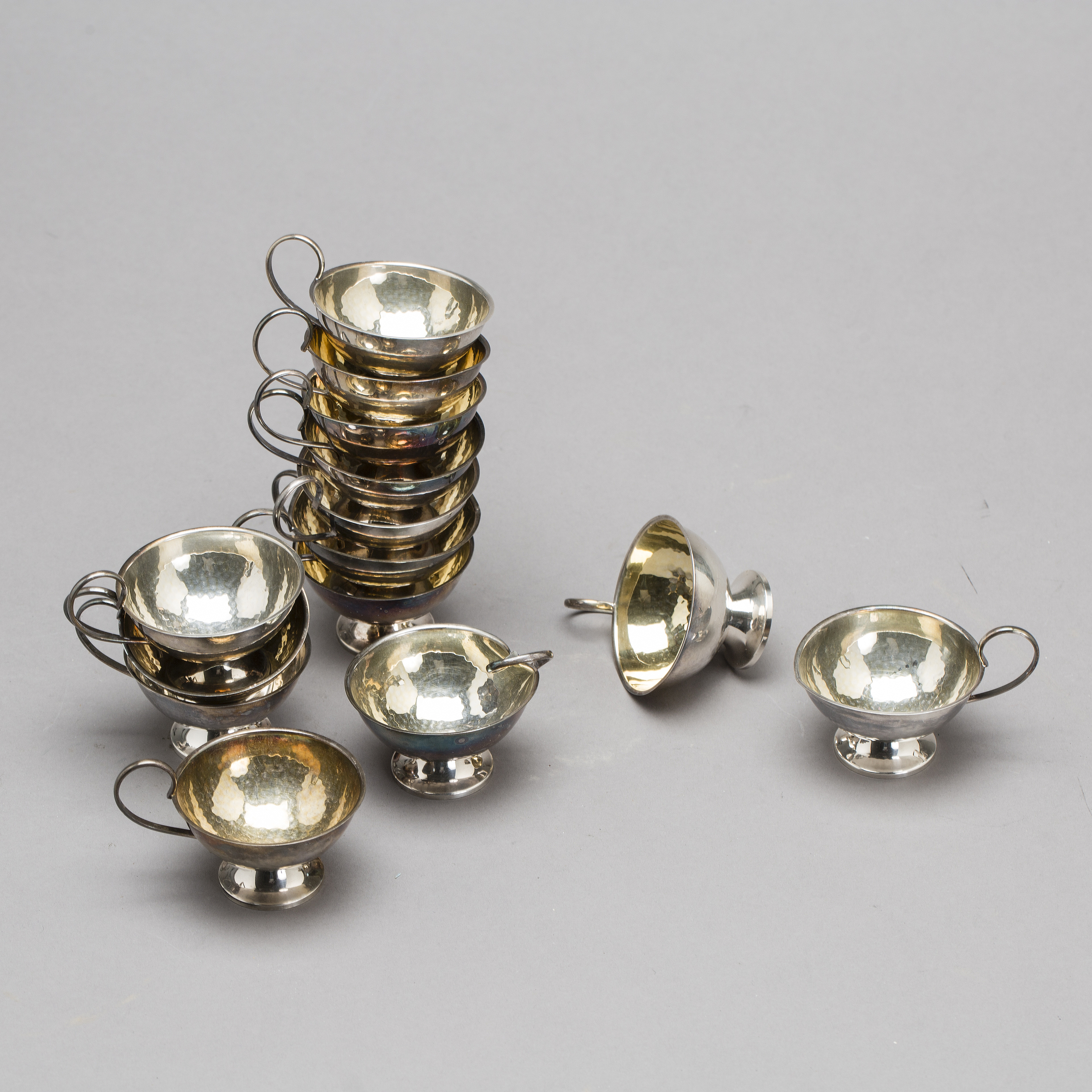 A set of 14 silver punch mugs, 1975. - Bukowskis