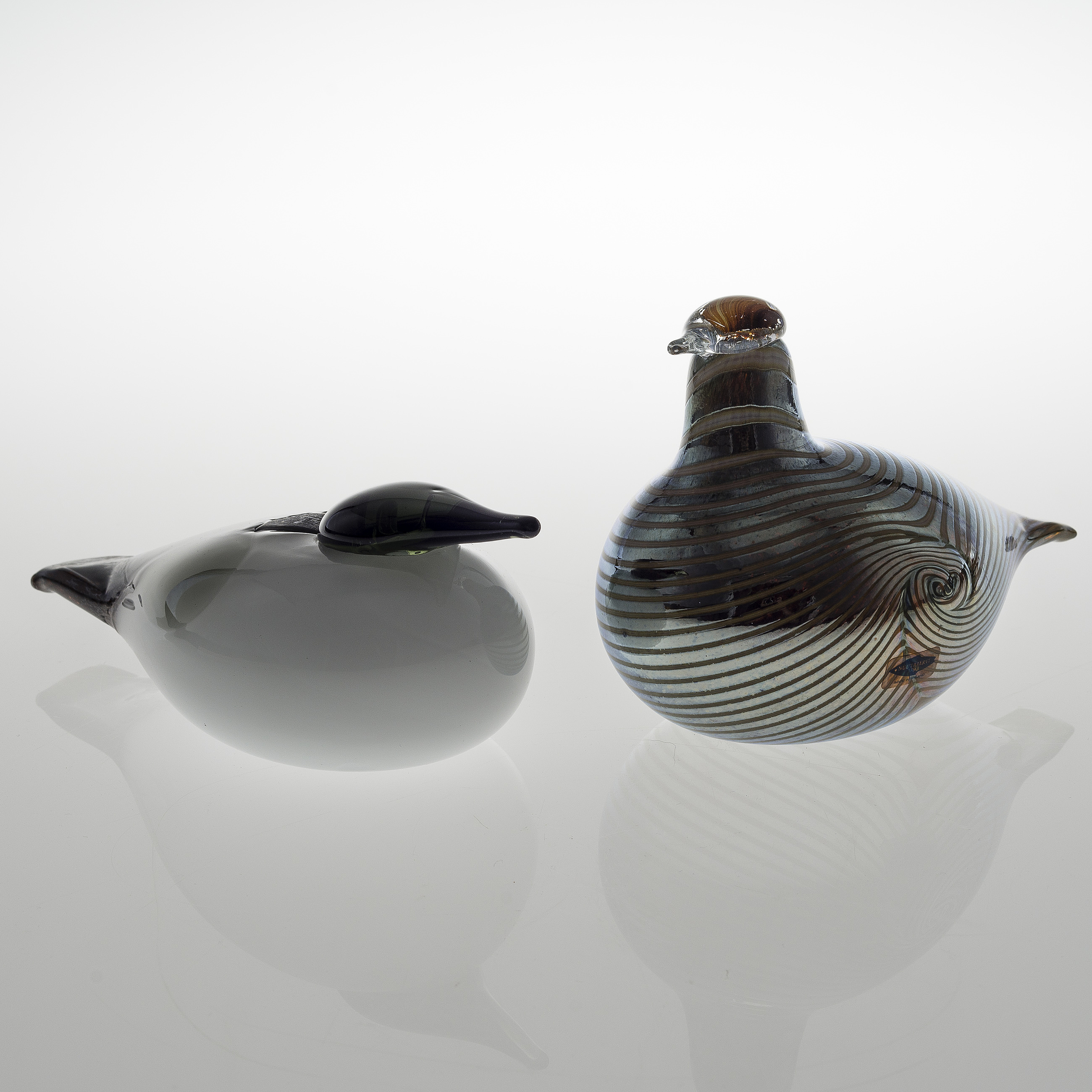 TWO OIVA TOIKKA GLASS BIRDS, signed O. Toikka Nuutajärvi. - Bukowskis