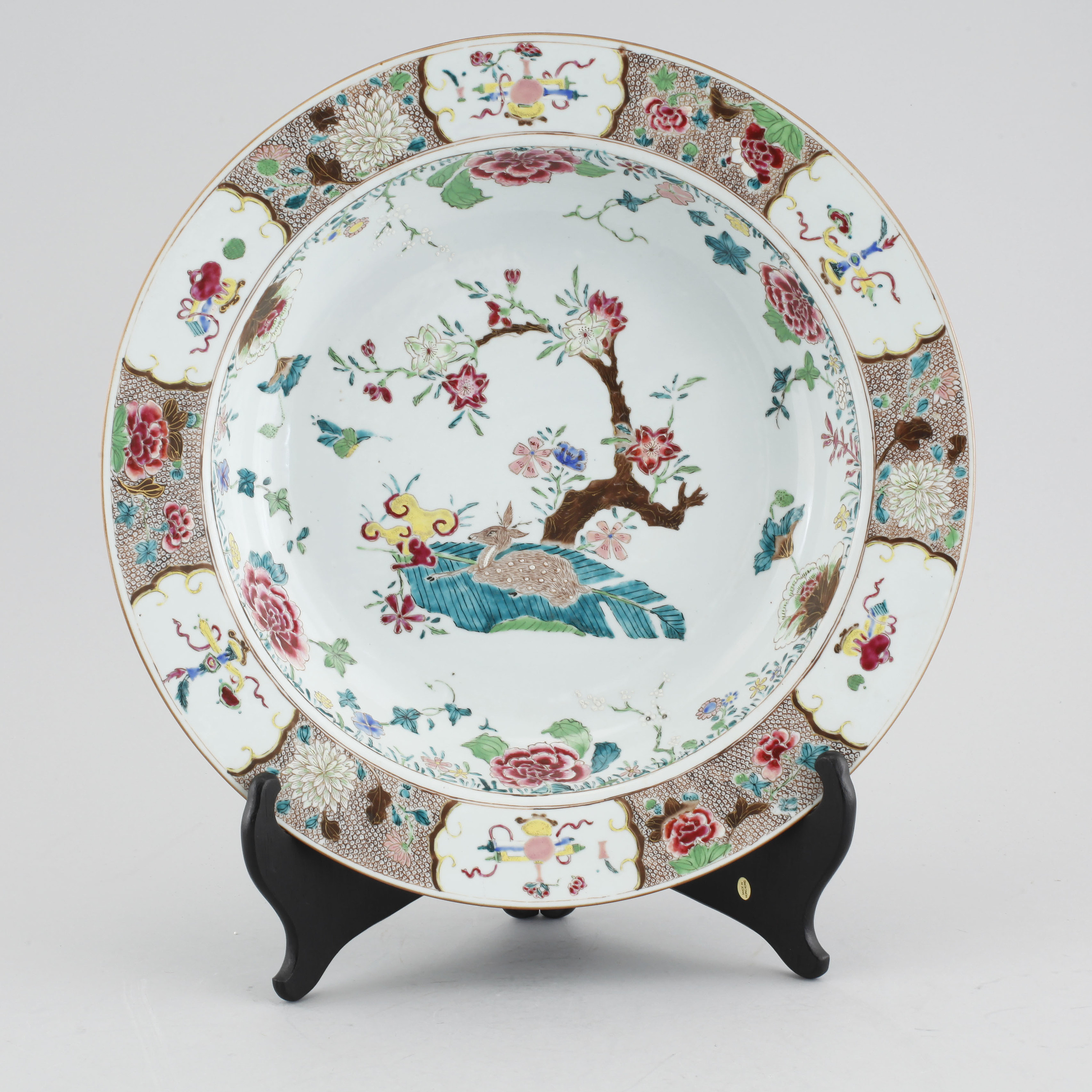A porcelain bowl, Qianlong (1736-1795). - Bukowskis