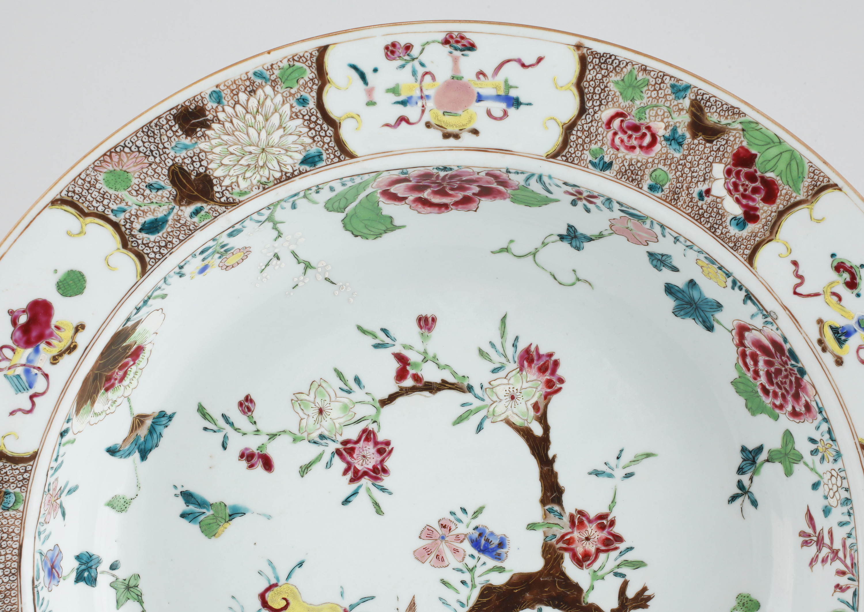 A porcelain bowl, Qianlong (1736-1795). - Bukowskis