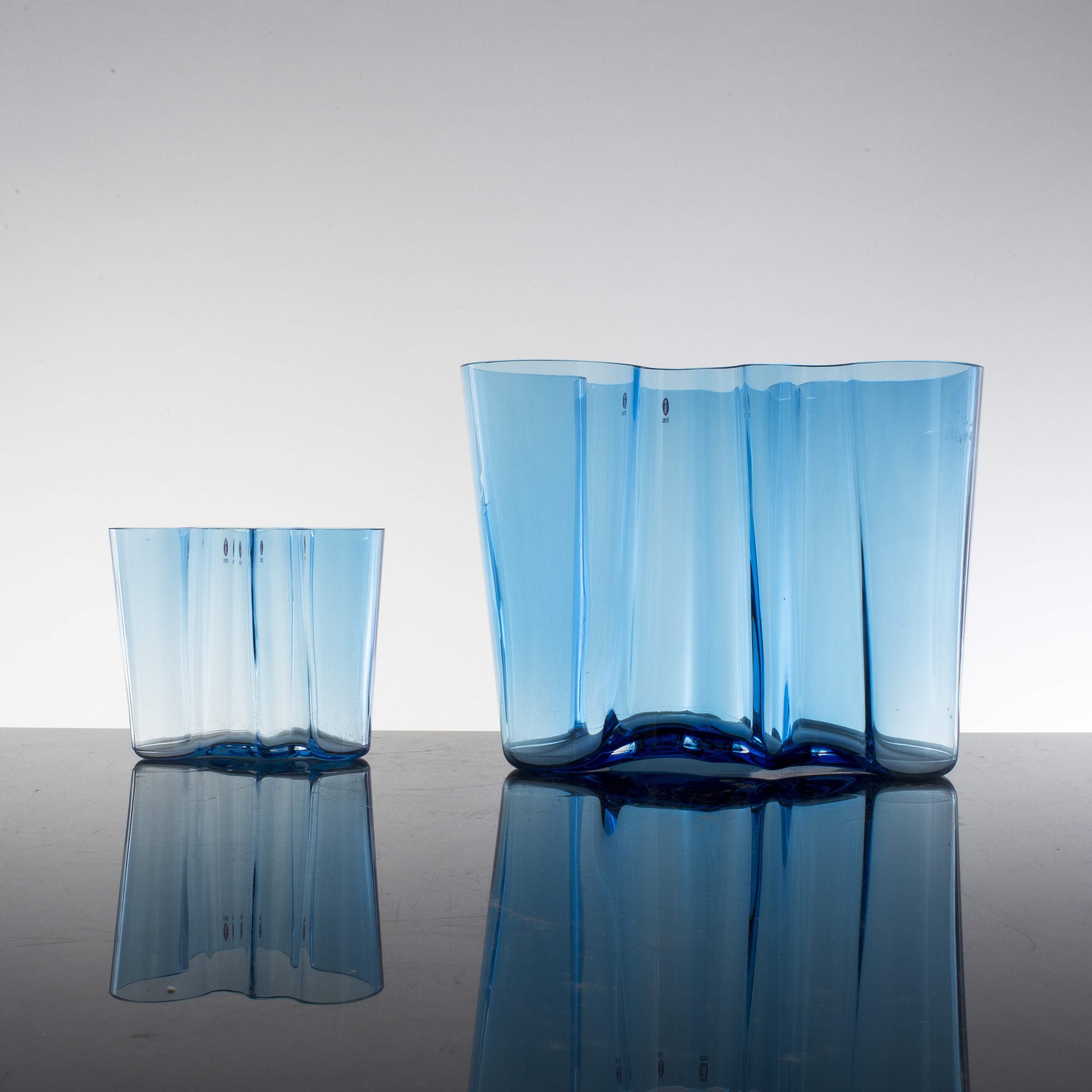 2 glass vases "Savoy" by Alvar Aalto for Iittala. - Bukowskis