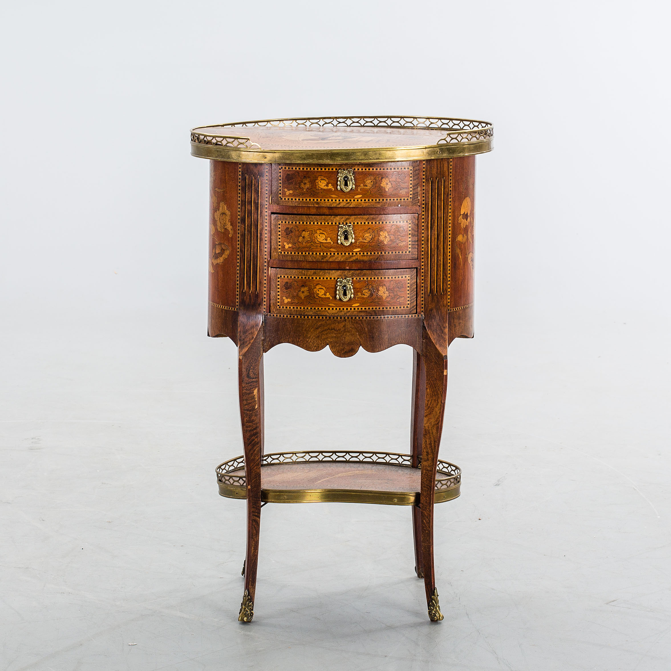 BYRÅ, Louis Seize-stil,1900-talets andra hälft. - Bukowskis