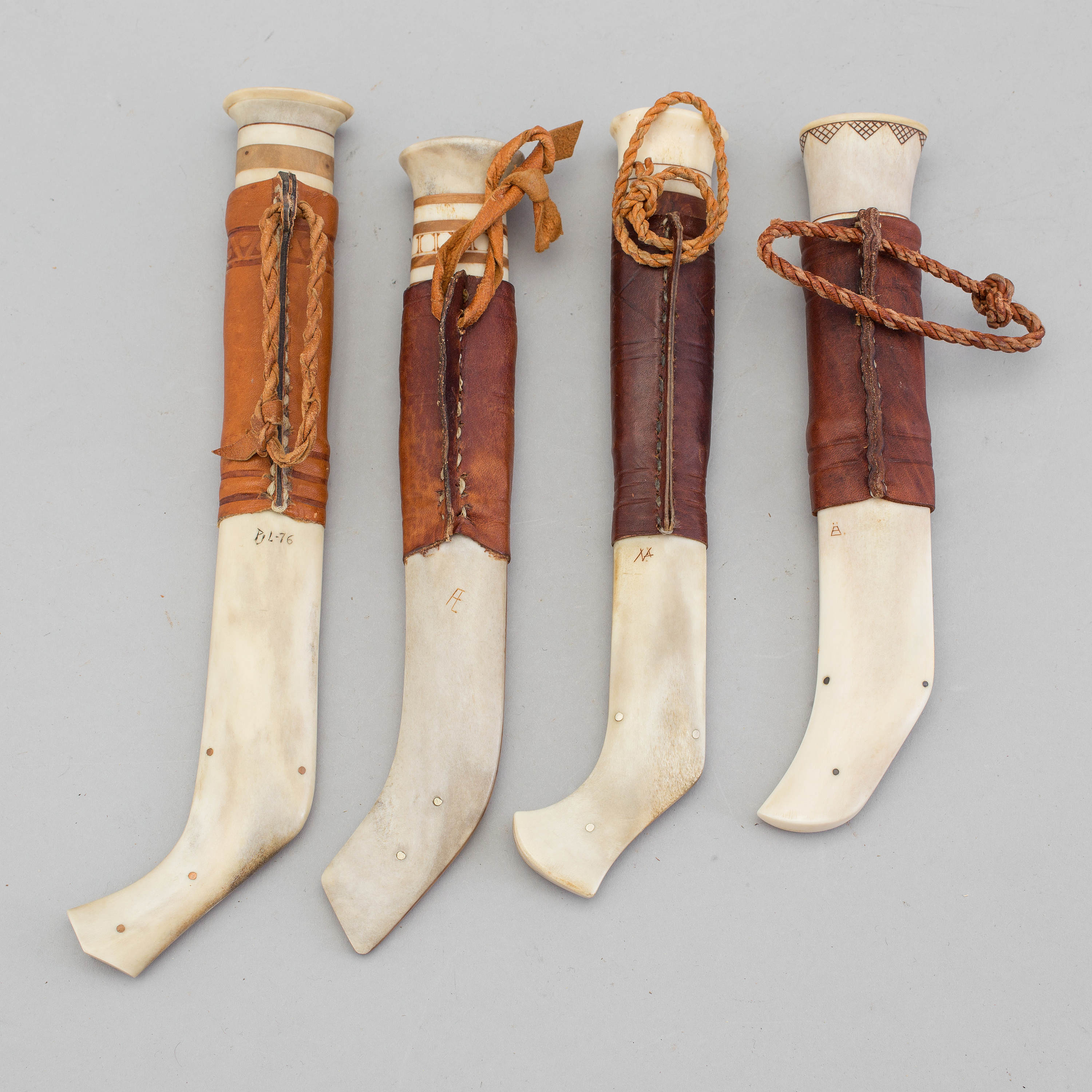 A lot of four signed traditional sami knives. - Bukowskis