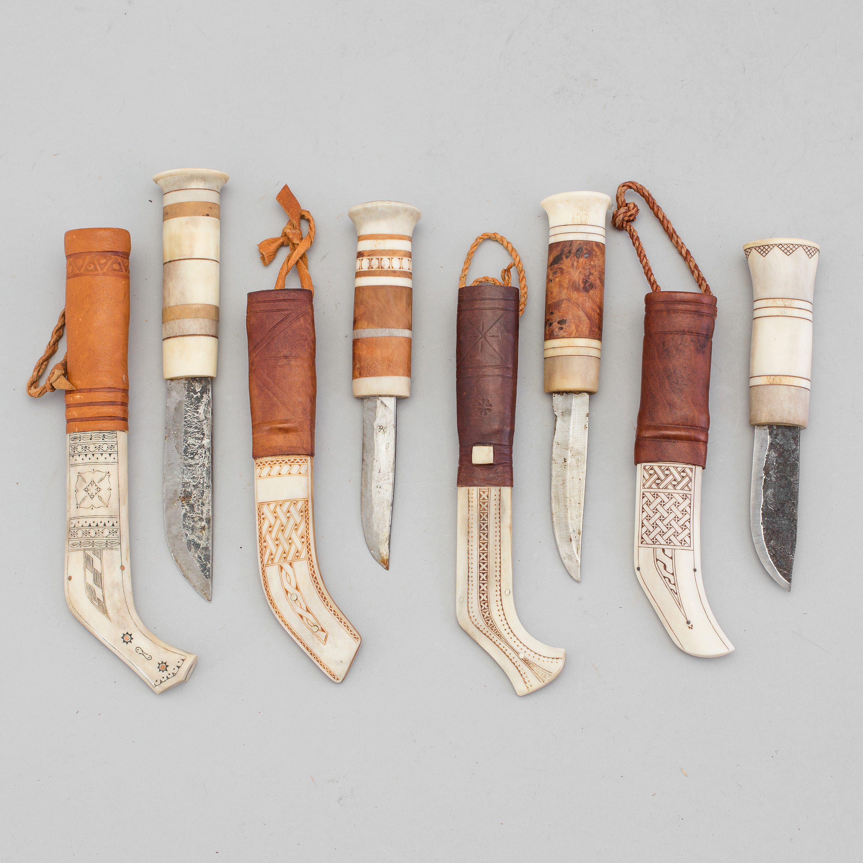 A lot of four signed traditional sami knives. - Bukowskis