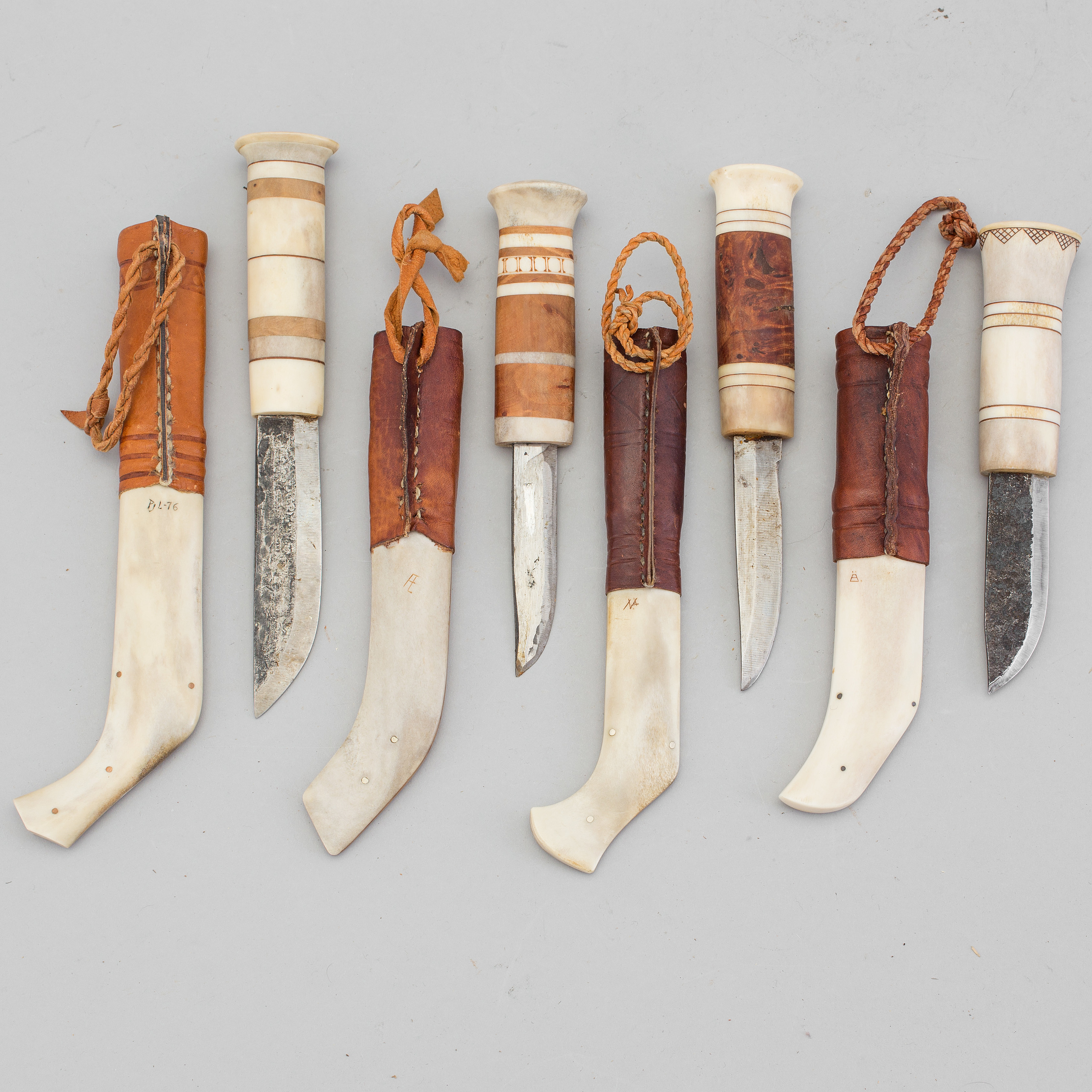 A lot of four signed traditional sami knives. - Bukowskis