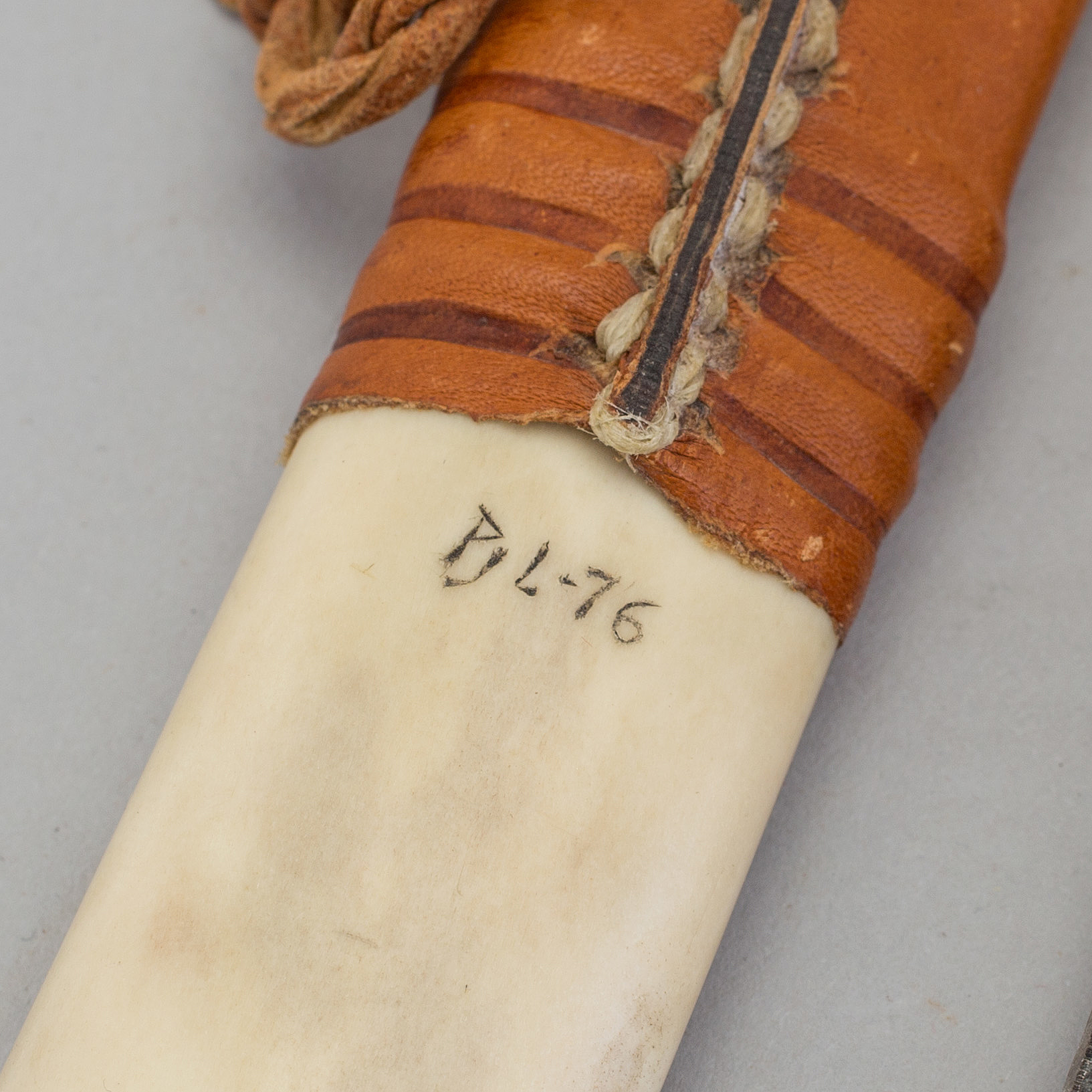 A lot of four signed traditional sami knives. - Bukowskis