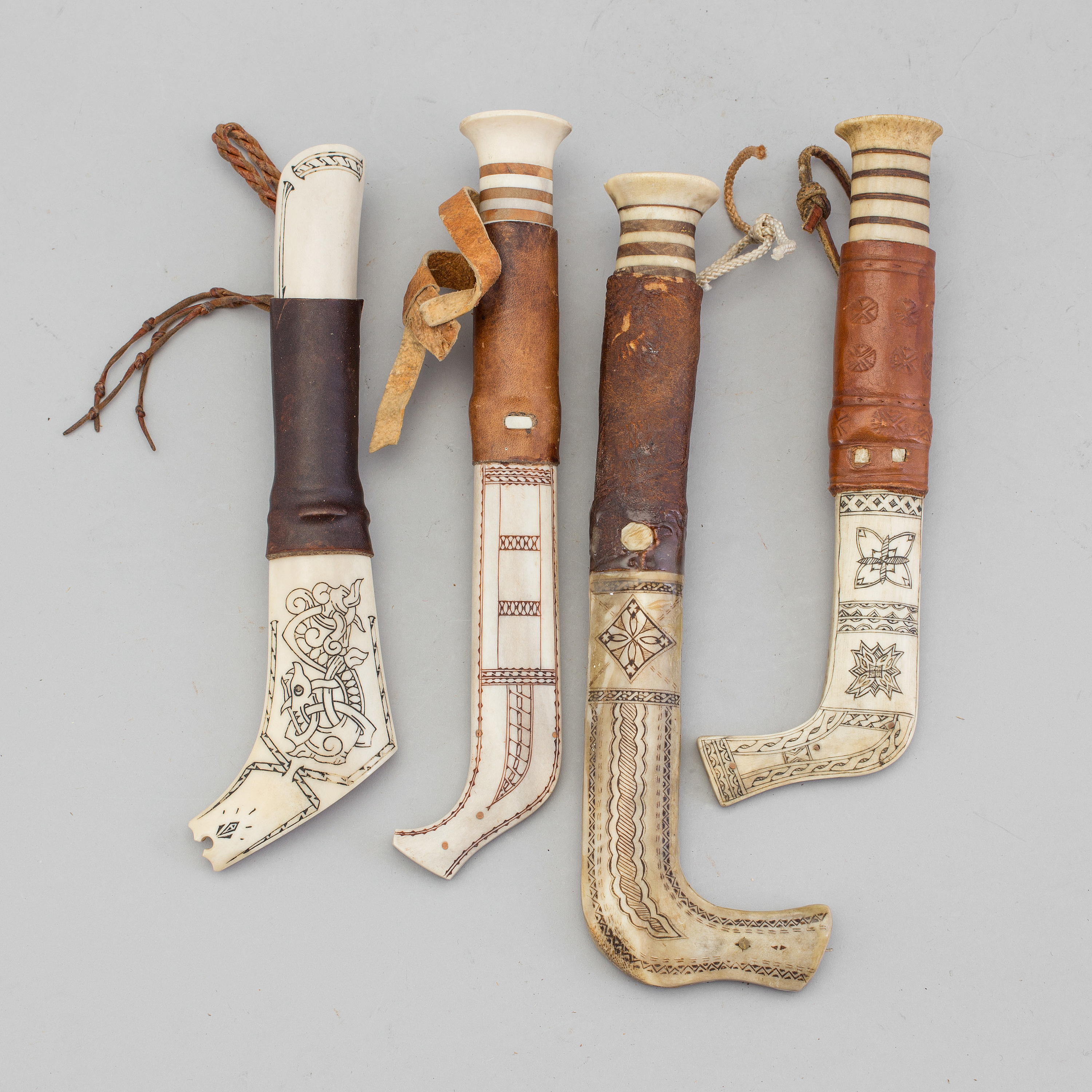 A lot of four traditional sami knives. Signed. - Bukowskis