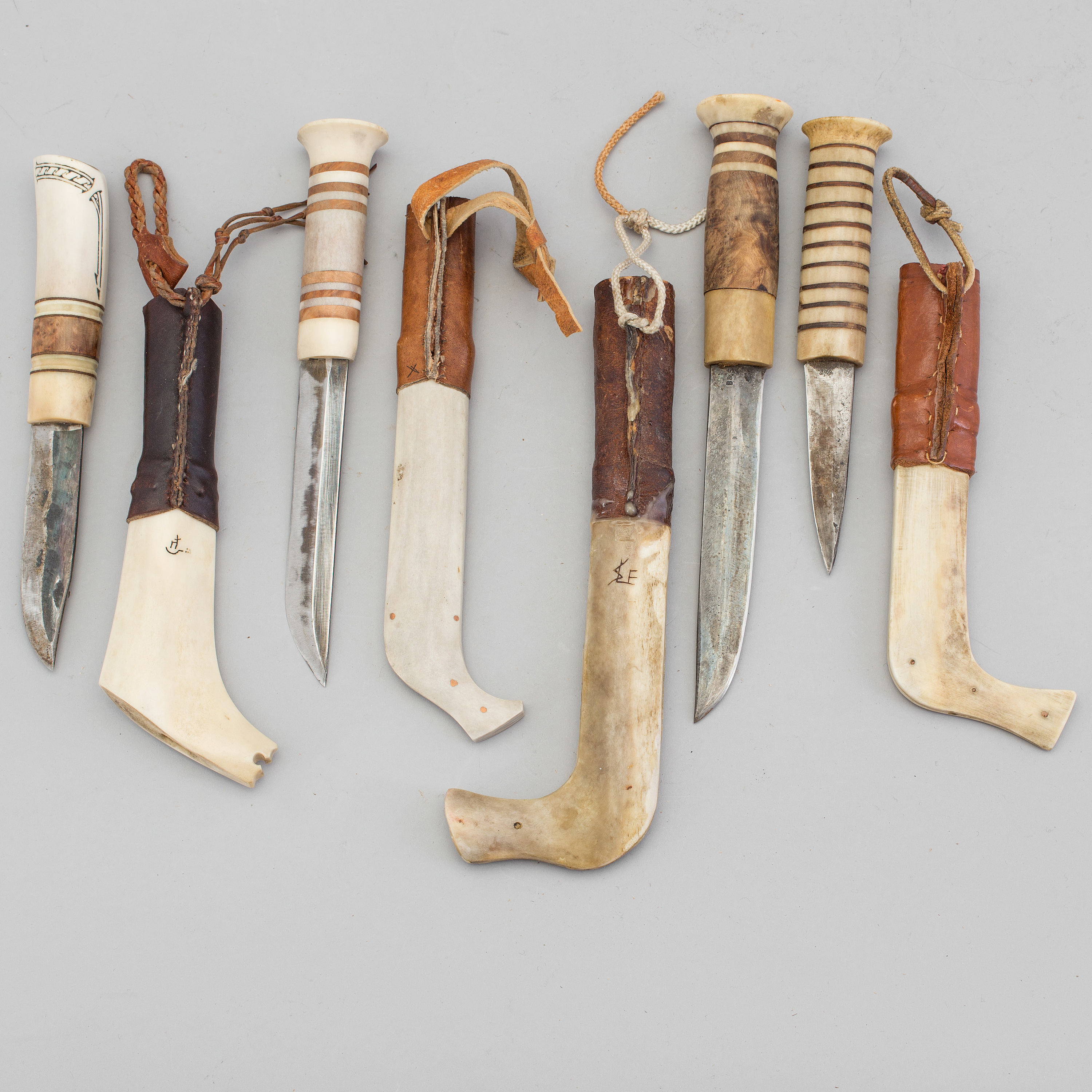 A lot of four traditional sami knives. Signed. - Bukowskis