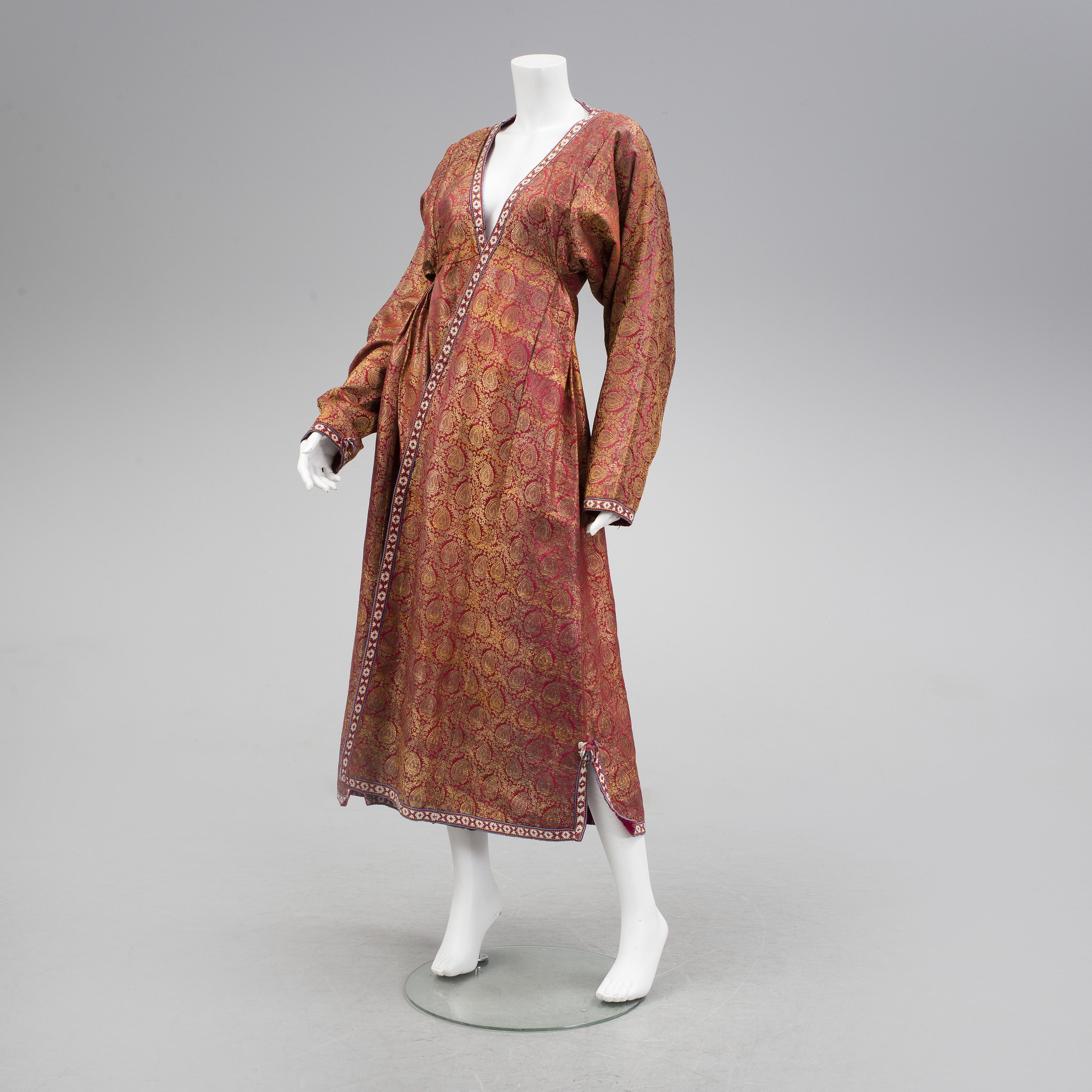 A SILK BROCADE CHAPAN COAT FROM UZBEKISTAN. Height 137 cm. - Bukowskis