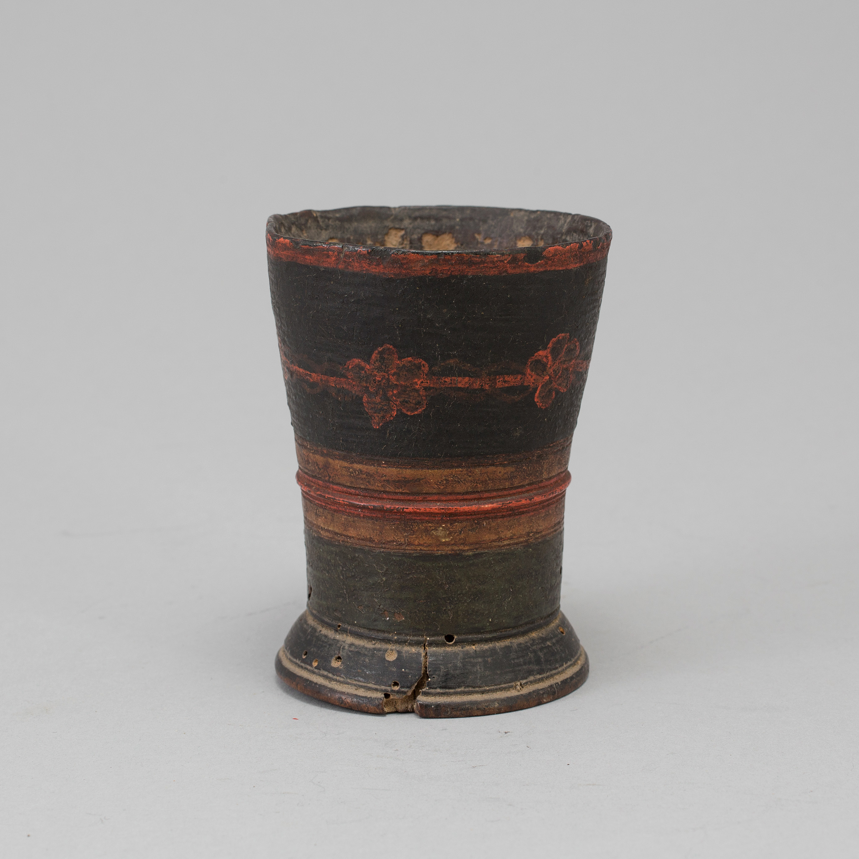 A PAINTED WOODEN BEAKER, 18th century. - Bukowskis