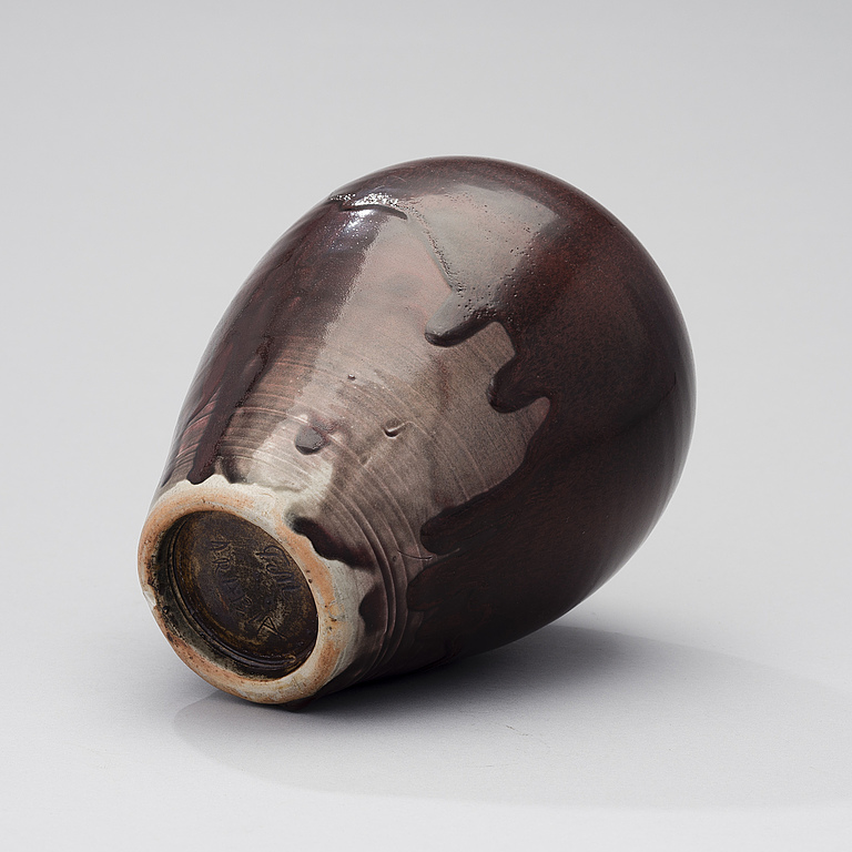 TOINI MUONA, A CERAMIC VASE. Signed TM, Arabia. Early 1940s. - Bukowskis