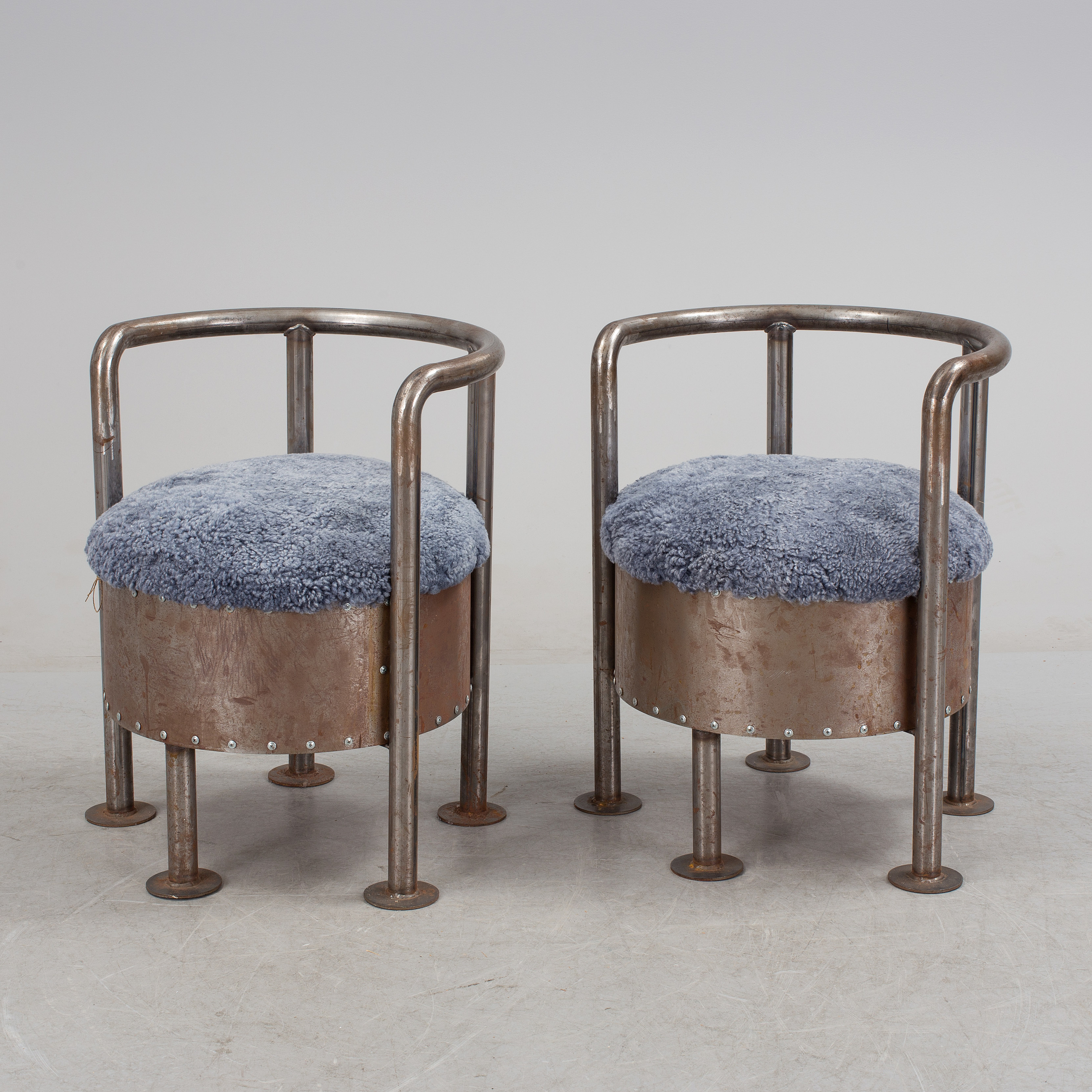 A pair of steel chairs by Arpad Földessy, 21st Century. - Bukowskis