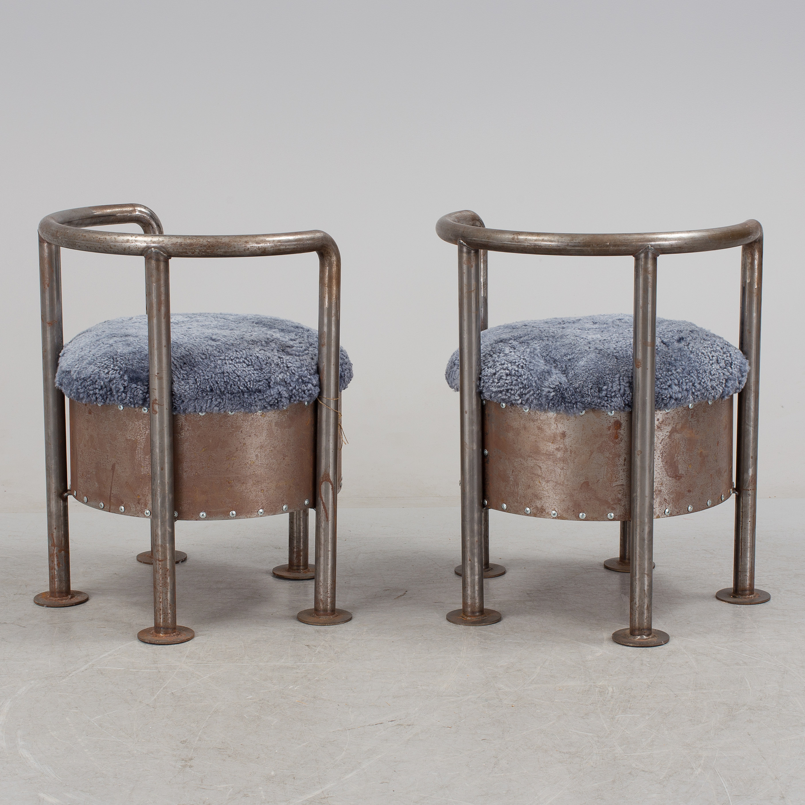 A pair of steel chairs by Arpad Földessy, 21st Century. - Bukowskis