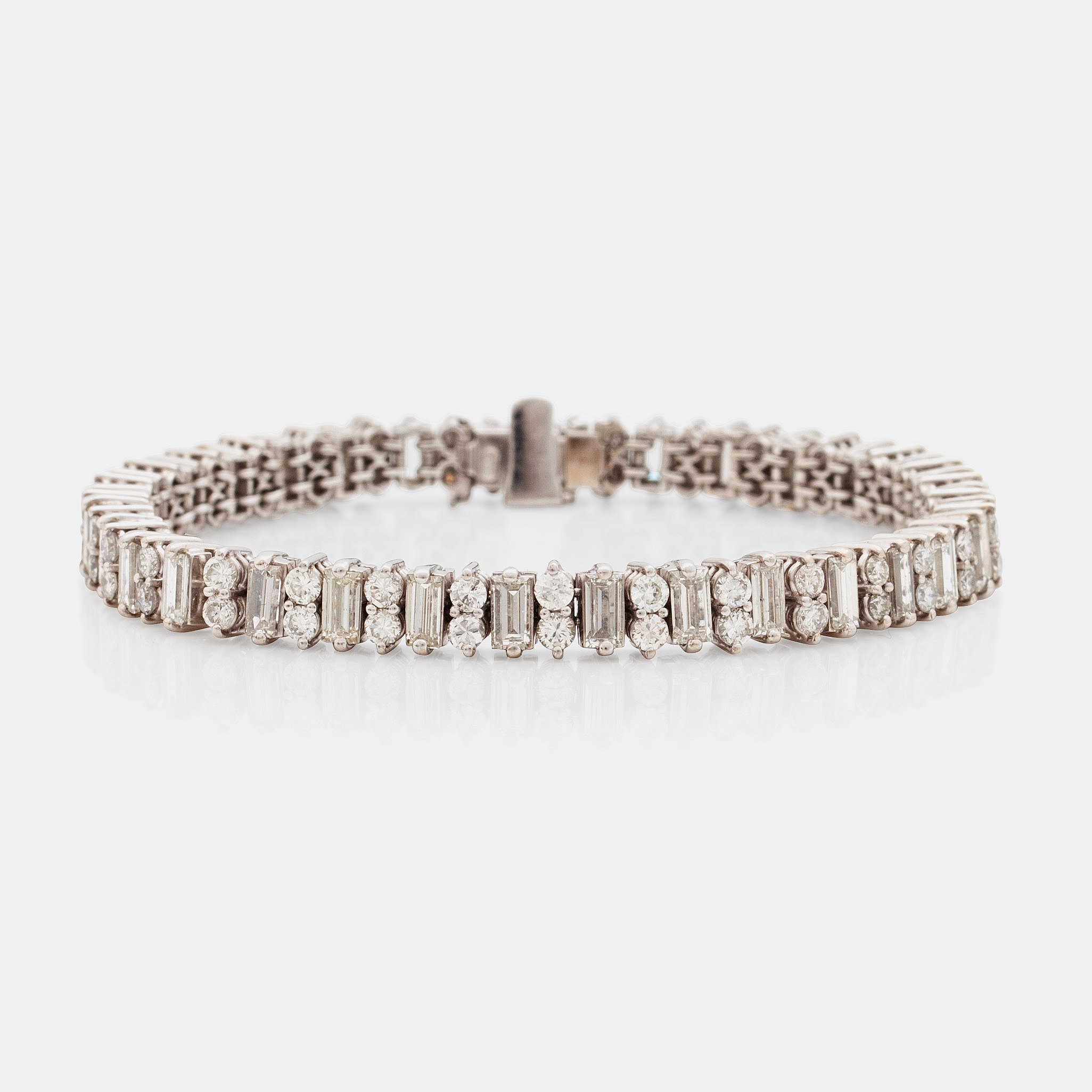A baguette- and brilliant cut diamond bracelet. - Bukowskis