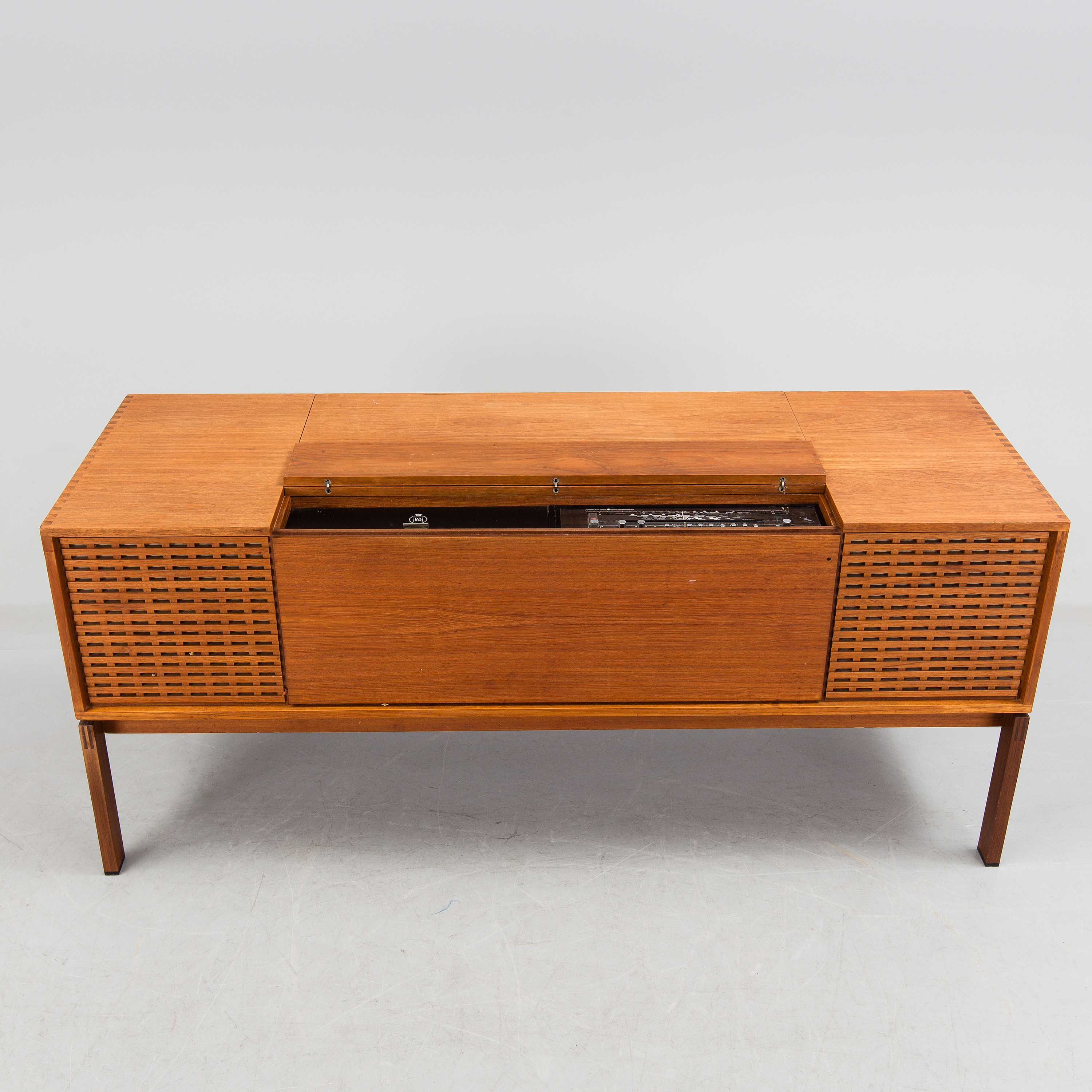 A teak sideboard with radio and recordplayer "Beomaster 1200 RG Type ...