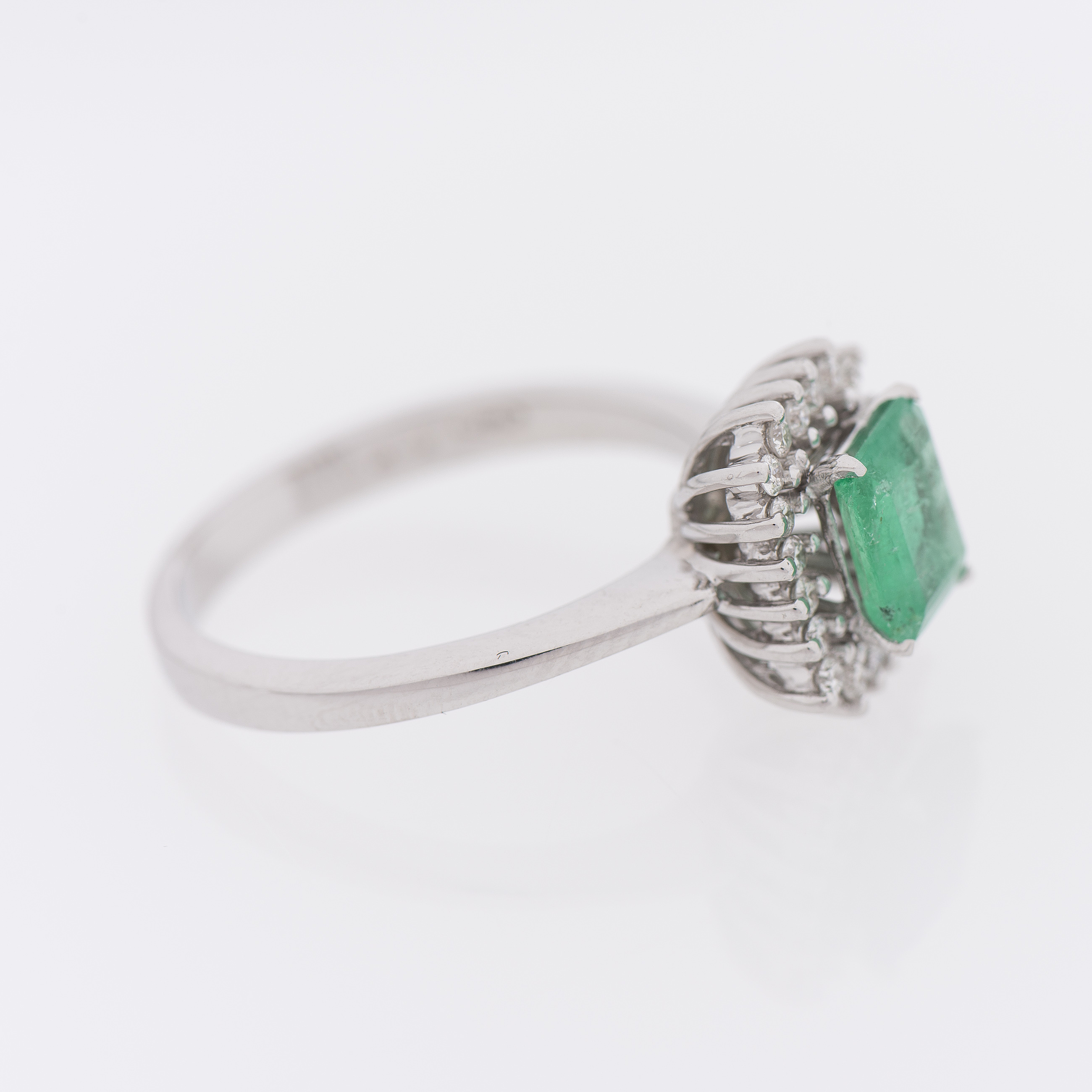 RING, fasettslipad smaragd, briljantslipade diamanter, 18K vitguld. Italienska stämplar. - Bukowskis