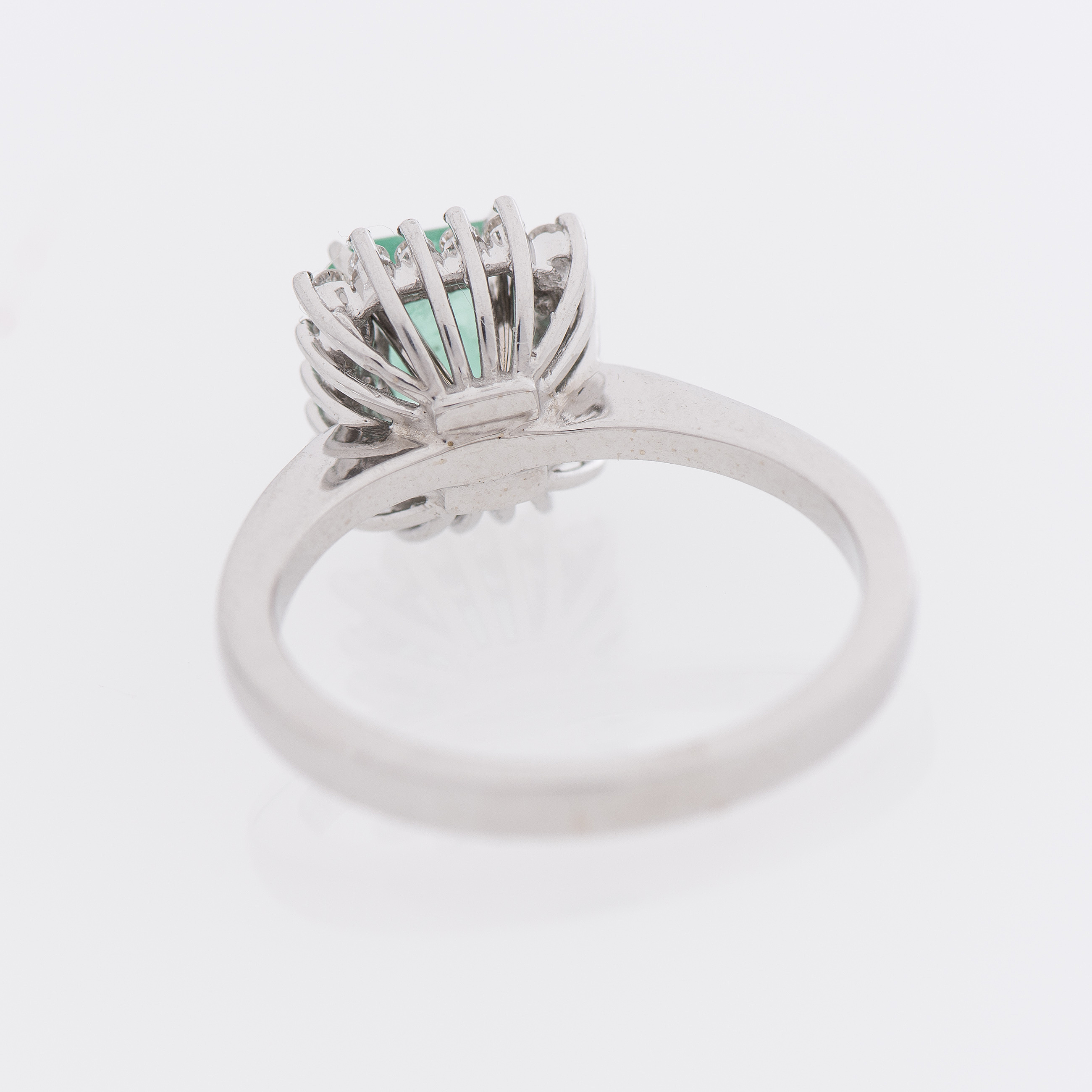 RING, fasettslipad smaragd, briljantslipade diamanter, 18K vitguld. Italienska stämplar. - Bukowskis