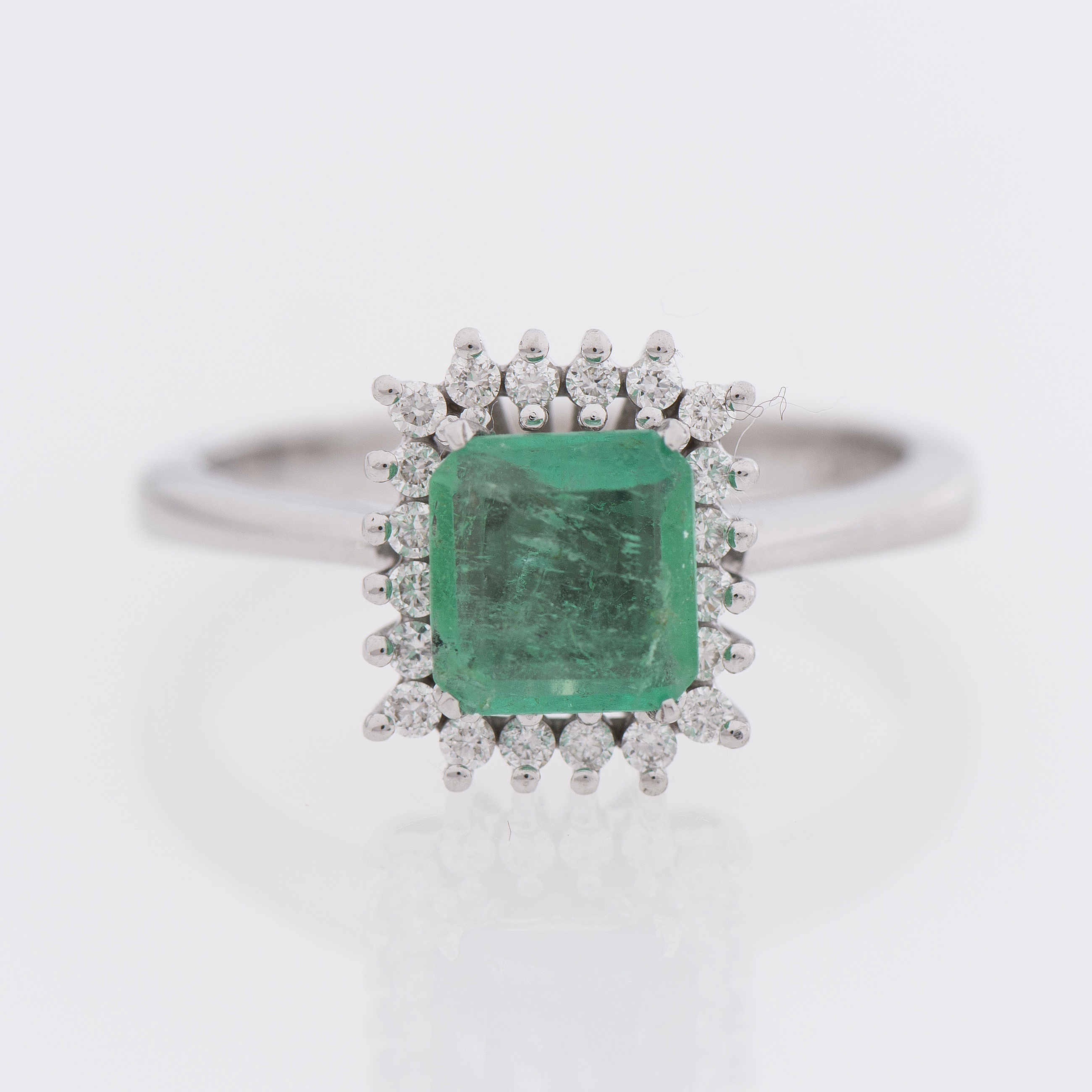 RING, fasettslipad smaragd, briljantslipade diamanter, 18K vitguld. Italienska stämplar. - Bukowskis