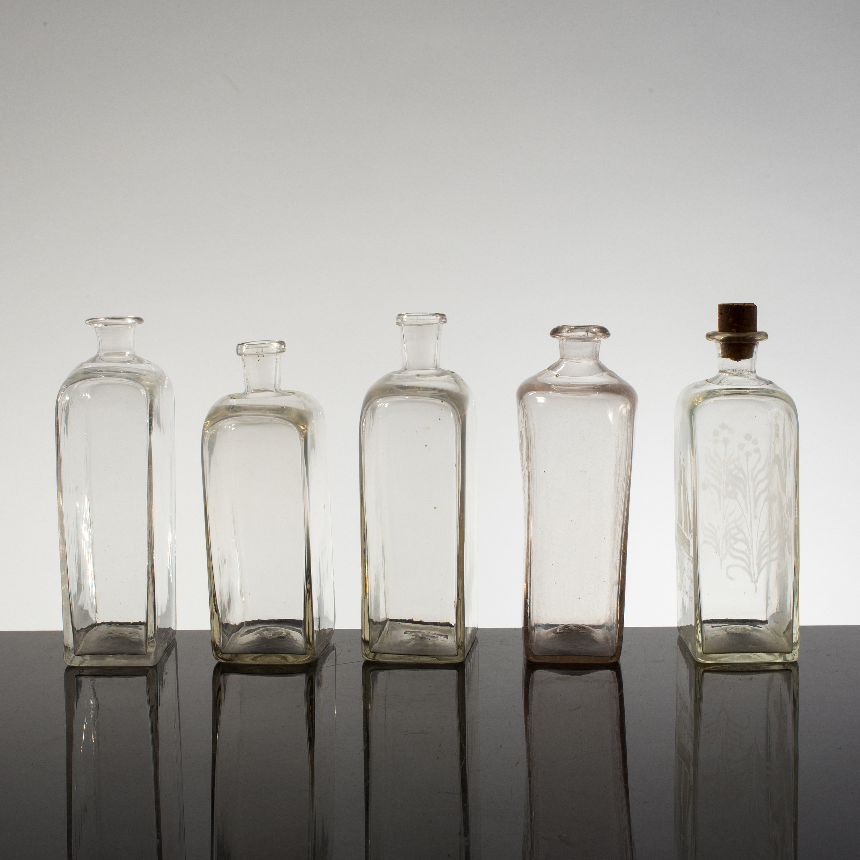BRÄNNVINSFLASKOR, 5 st, glas, 1700-talets slut-1800-talets första hälft ...